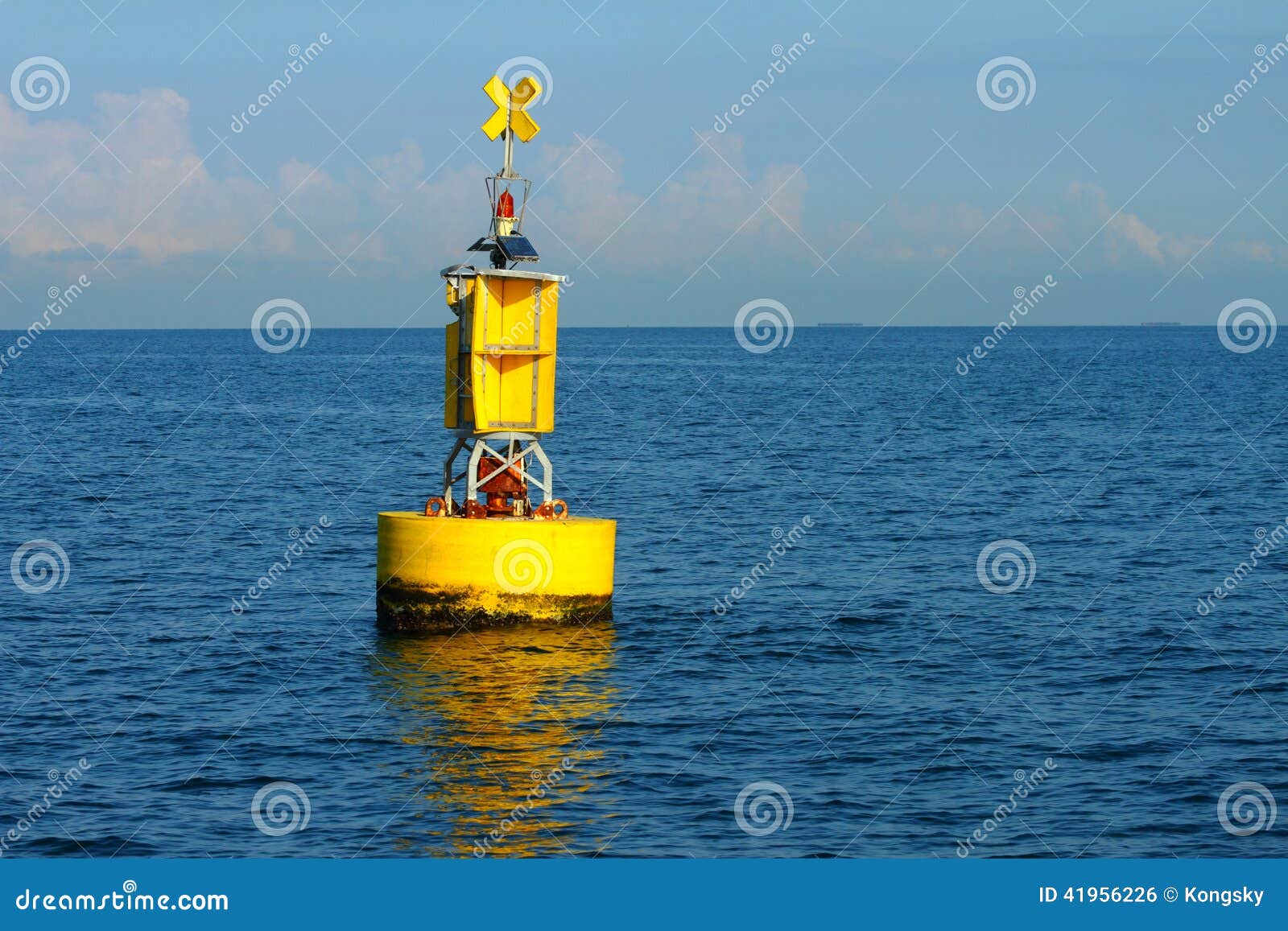 Boa Della Navigazione Gialla Fotografia Stock - Immagine di salvataggio ...