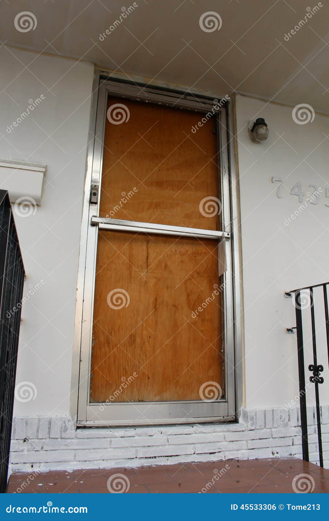 Boarded Up Door Stock Photos - Download 616 Royalty Free Photos