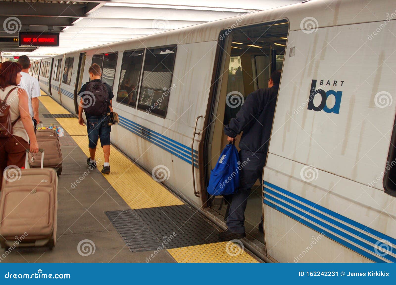 Boarding a BART Train Near San Francisco Editorial Photo - Image of ...