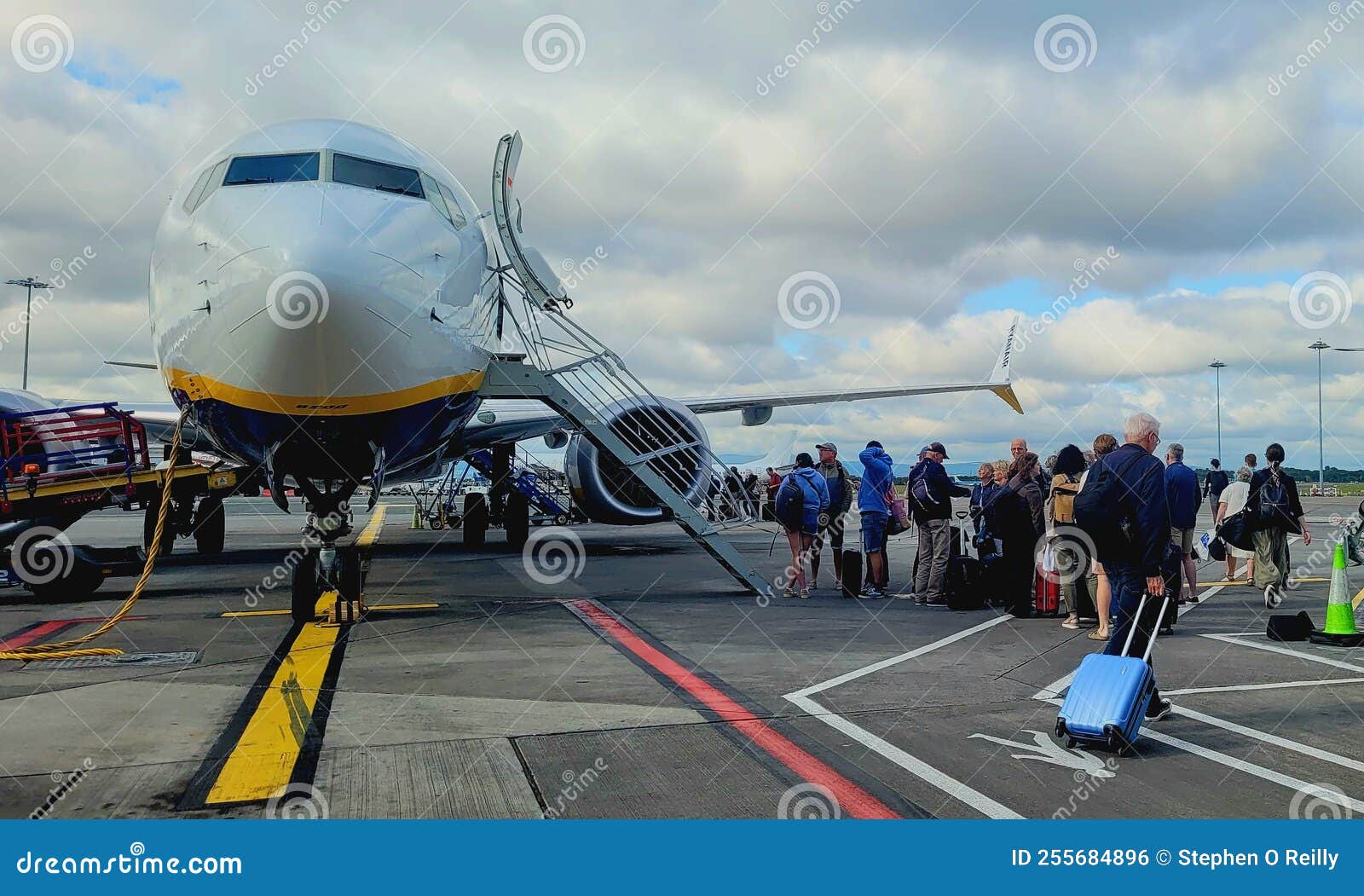 Boarding the Plane on the Tarmack Editorial Photo - Image of airport ...