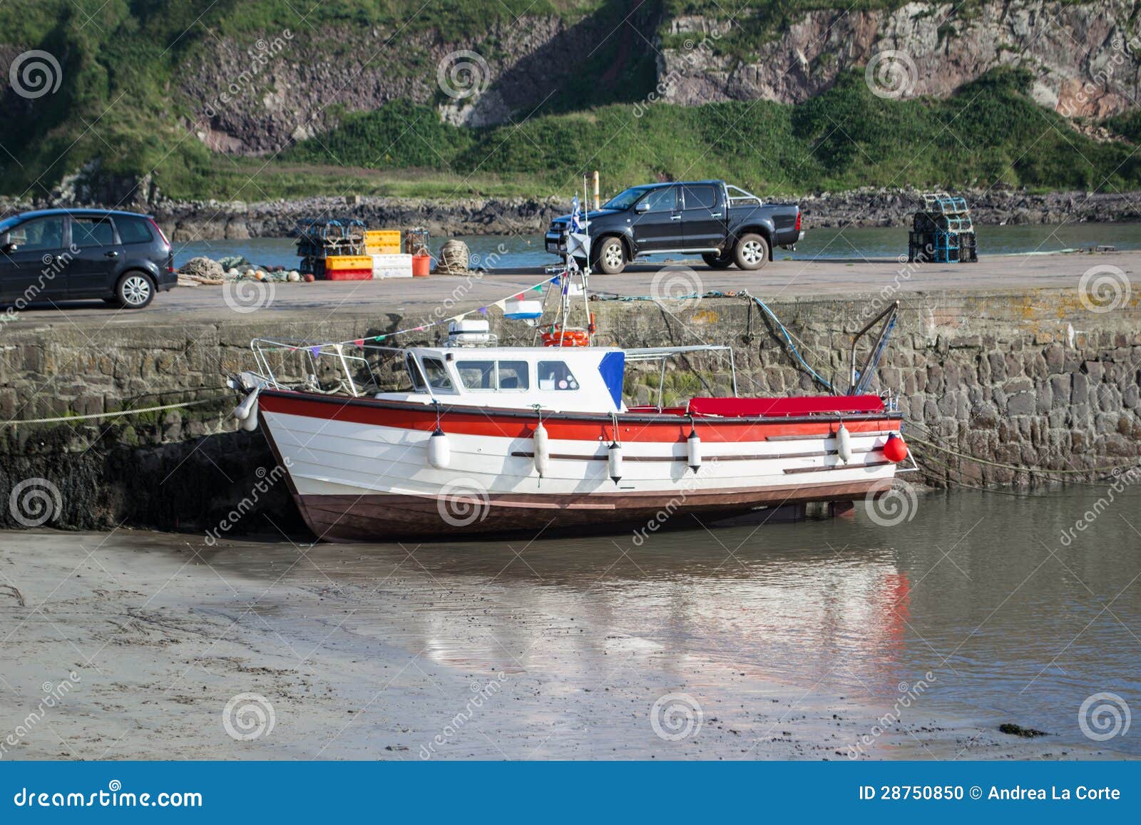 Boat at ebb tide stock photo. Image of rope, rowboat - 28750850