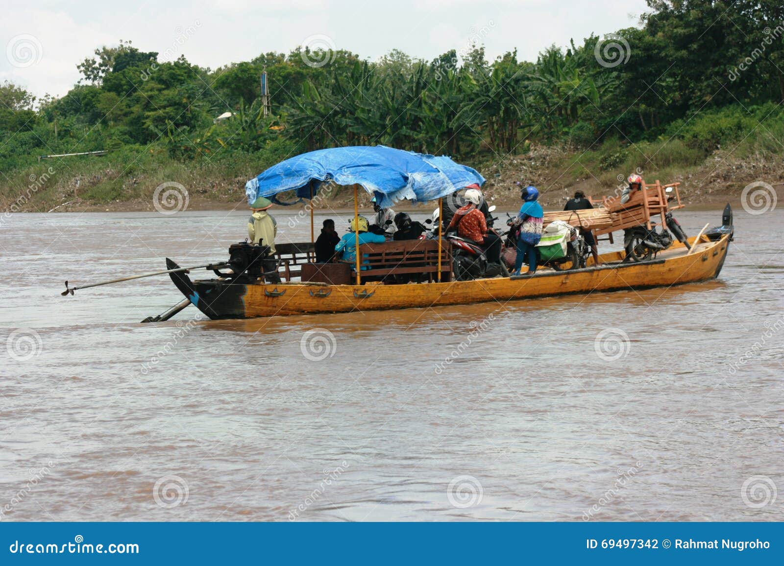 Boat with Full Passengers Crossing the Bengawan Solo River Editorial ...