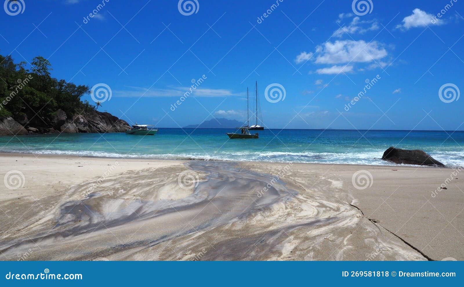 Boat in the Pacific Ocean editorial stock photo. Image of beach - 269581818