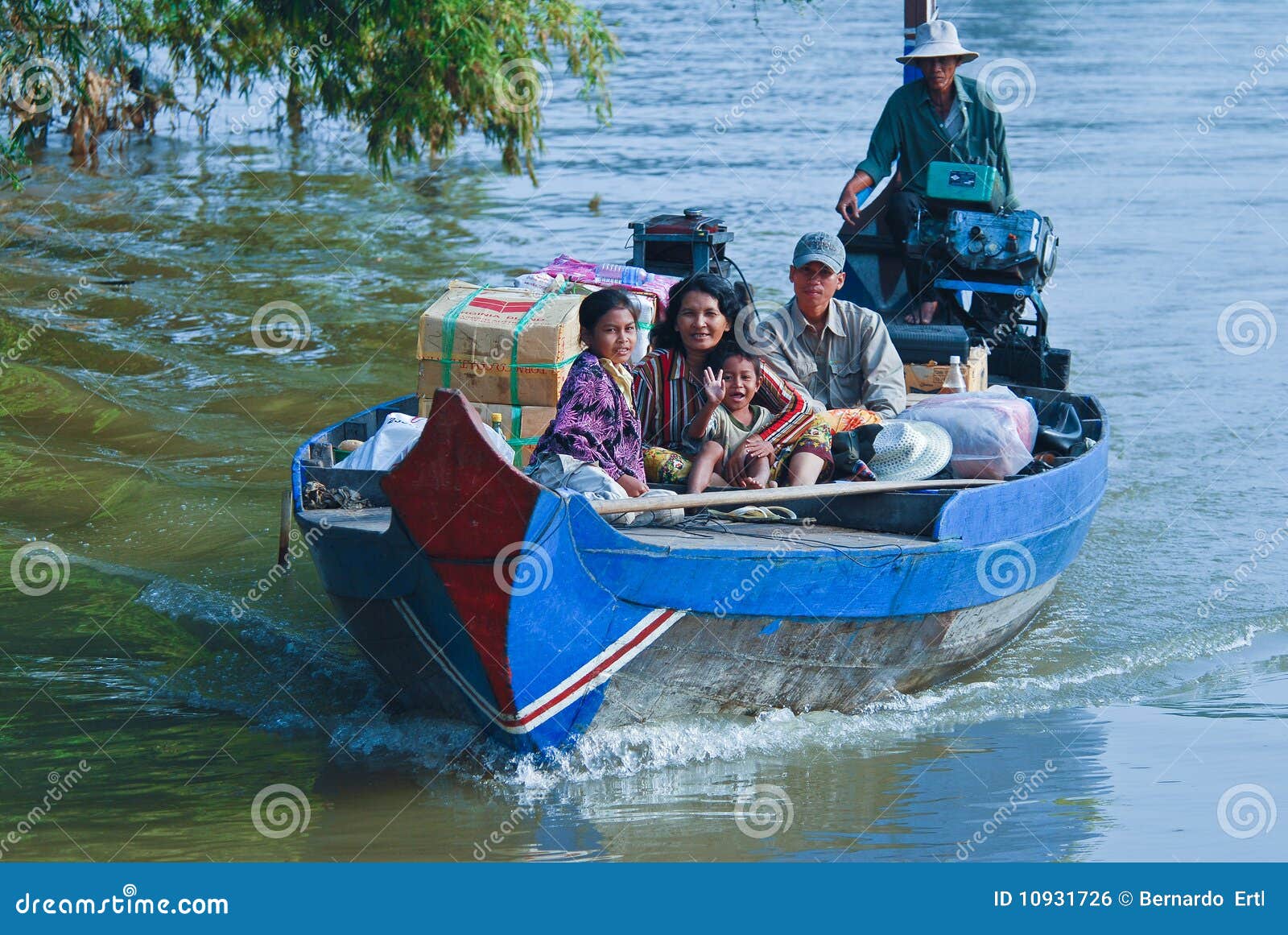 Boat with people editorial photo. Image of children, filth - 10931726