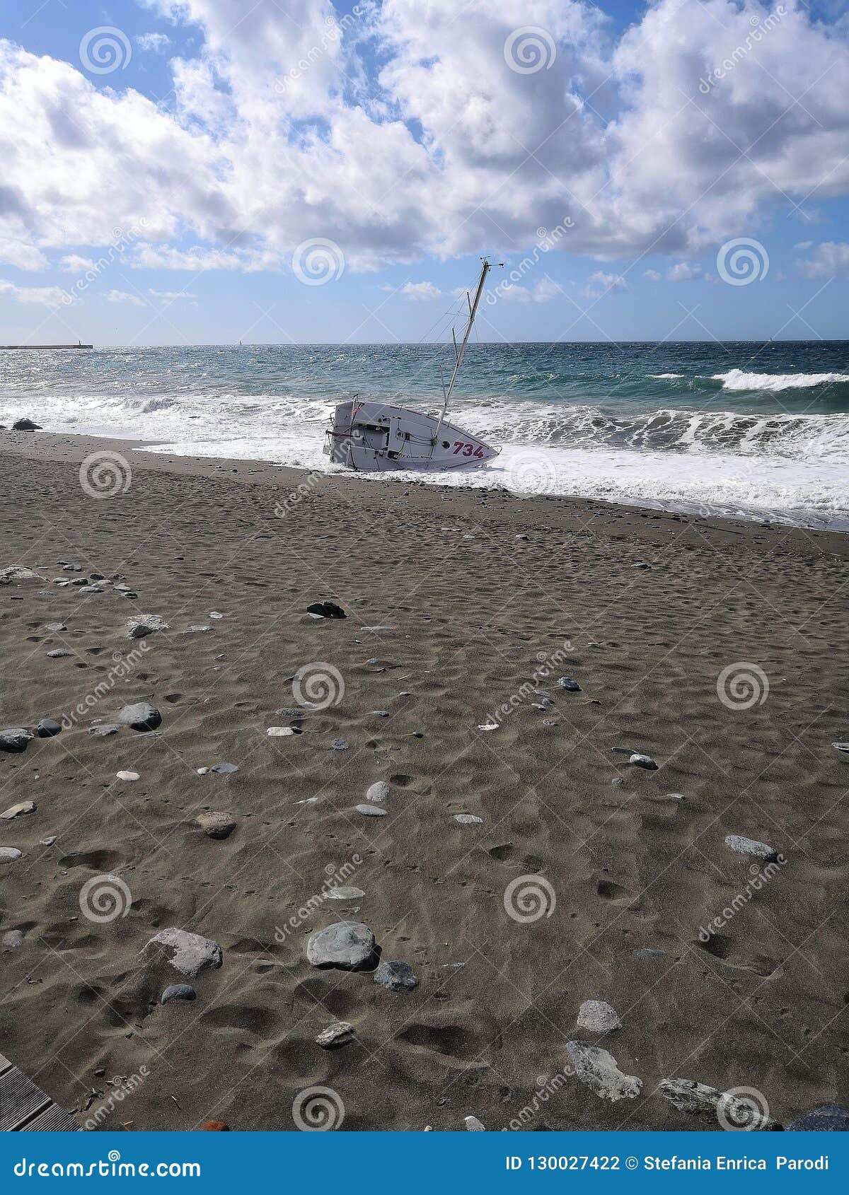 Boat stranded editorial photography. Image of beach - 130027422