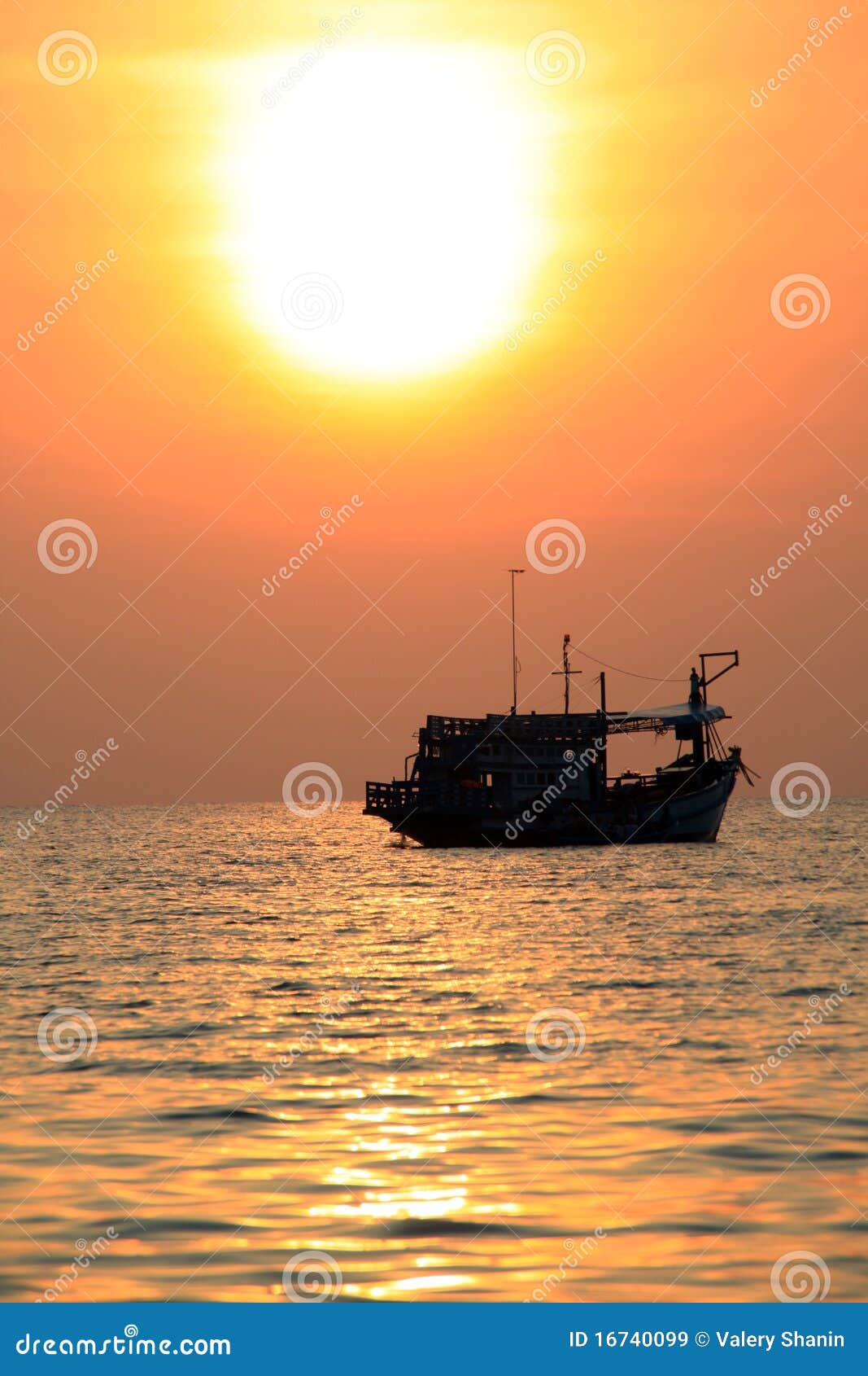 Boat and sun stock image. Image of relaxation, climate - 16740099