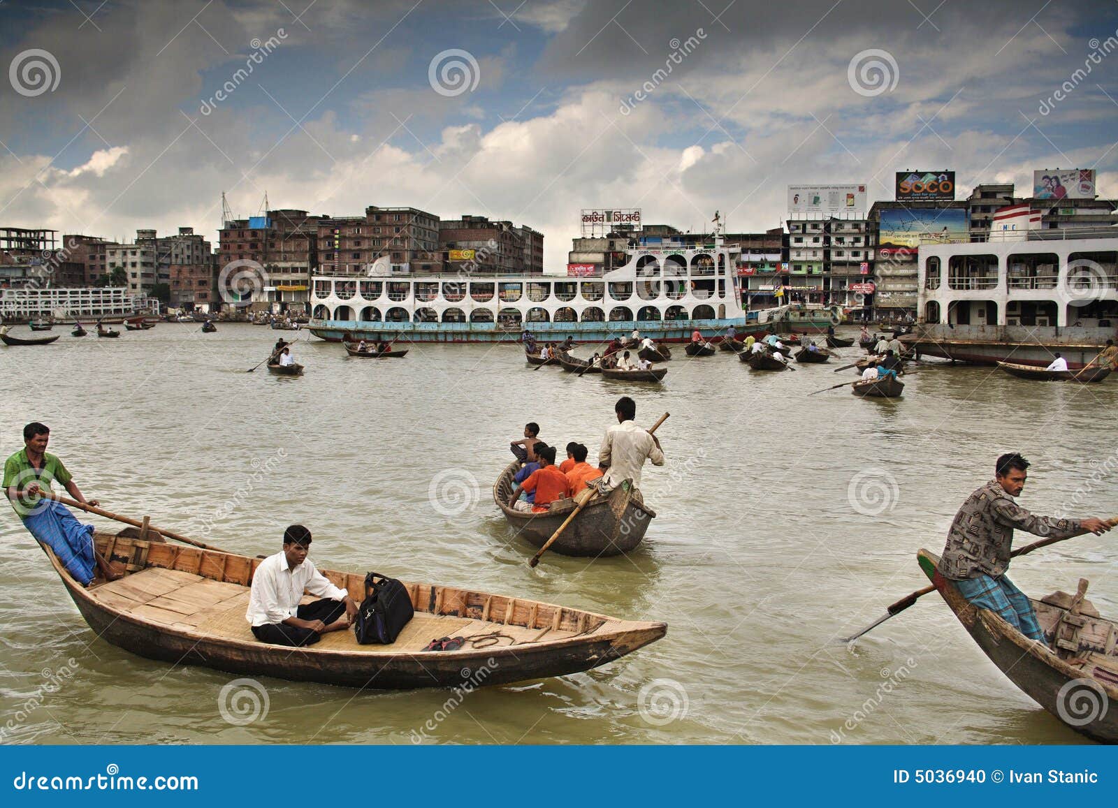 Boat Traffic on Buriganga River Editorial Image - Image of paddling ...