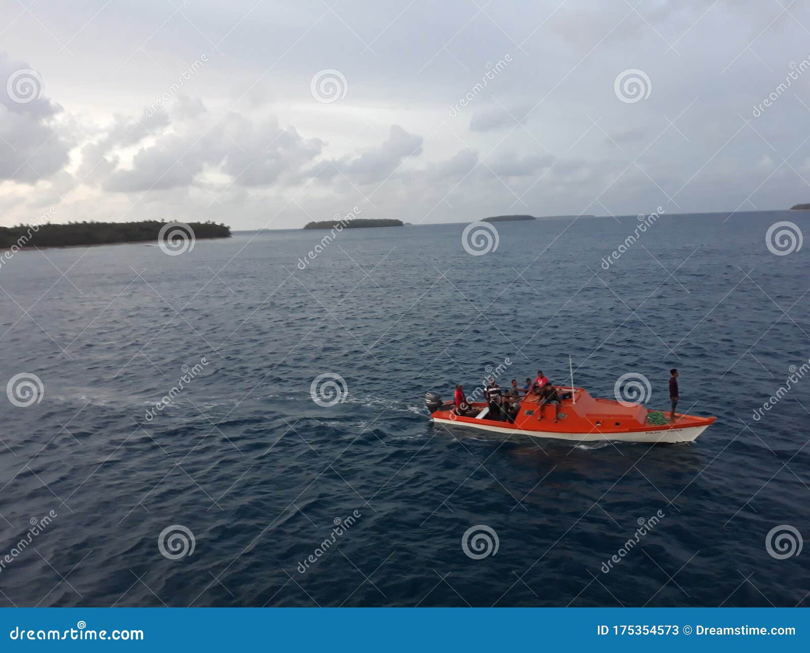 Boats Approaching the Ferry with Their Cargo and Passengers Editorial ...