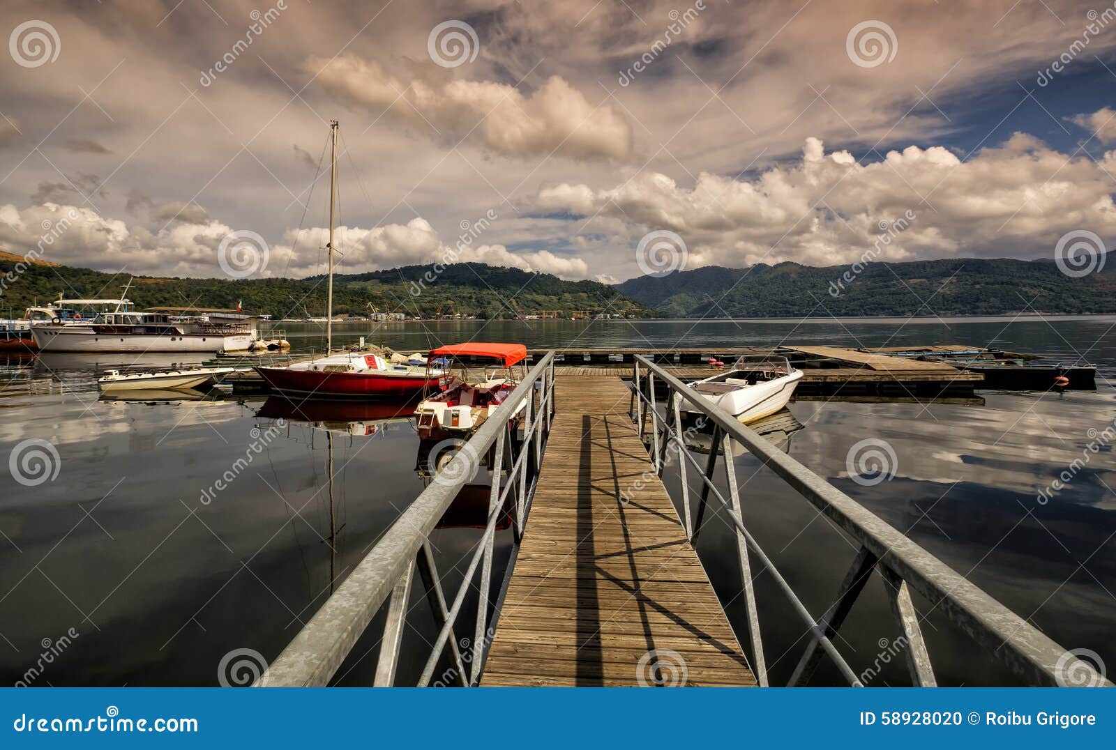 Boats in the dock editorial image. Image of pink, night - 58928020