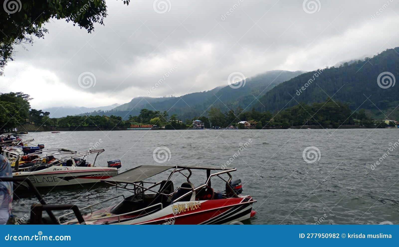 Boats in the sarangan editorial photography. Image of boat - 277950982