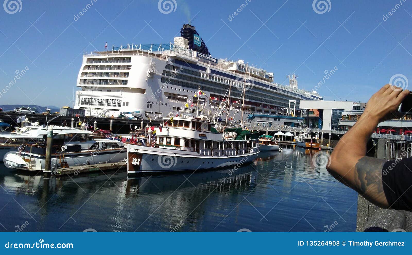 Seattle Waterfront Boats editorial stock photo. Image of boats - 135264908