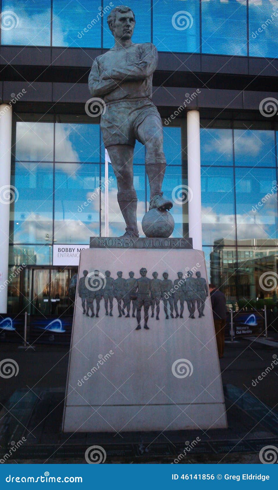 Bobby Moore Statue editorial photo. Image of statue, outside - 46141856