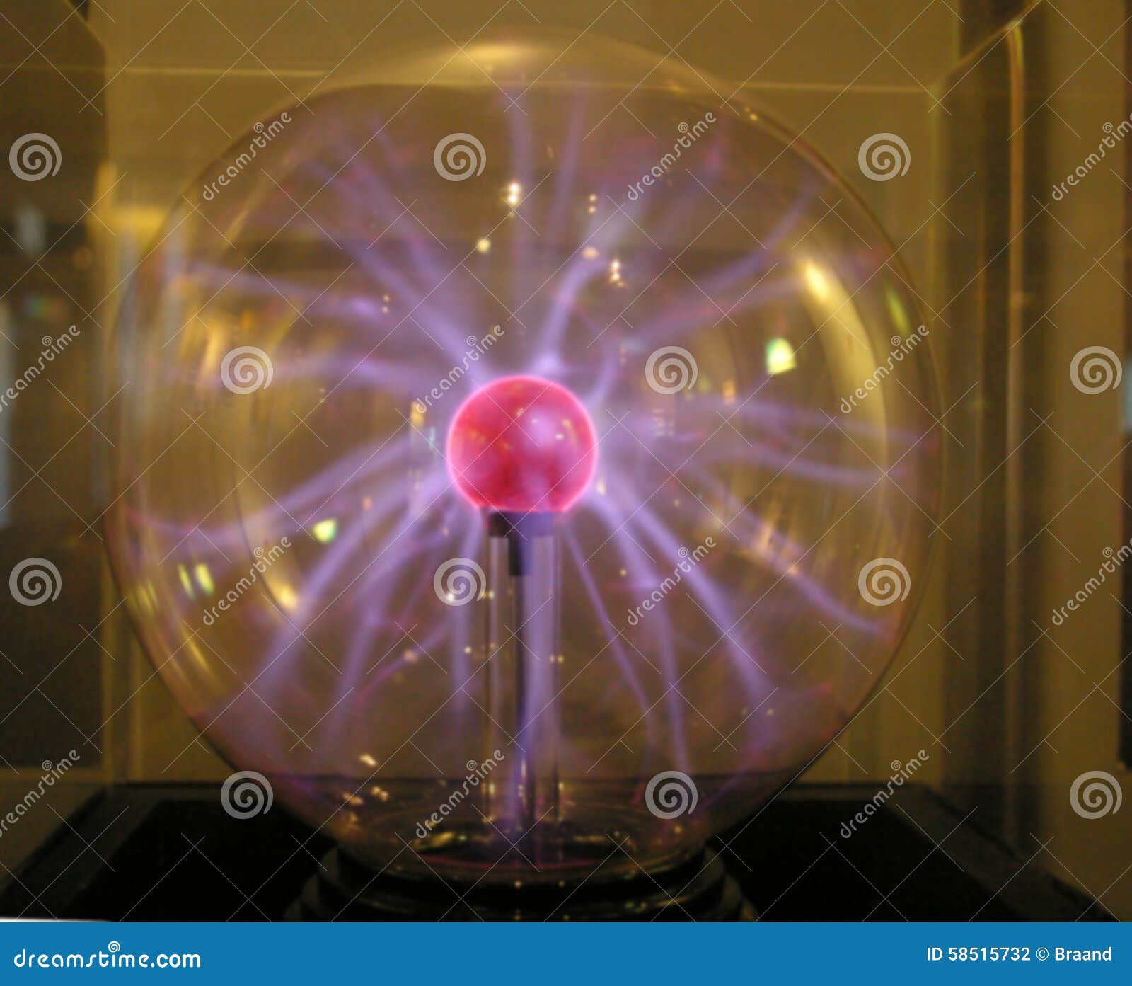 Bobina de Tesla fotografía editorial. Imagen de eléctrico - 58515732