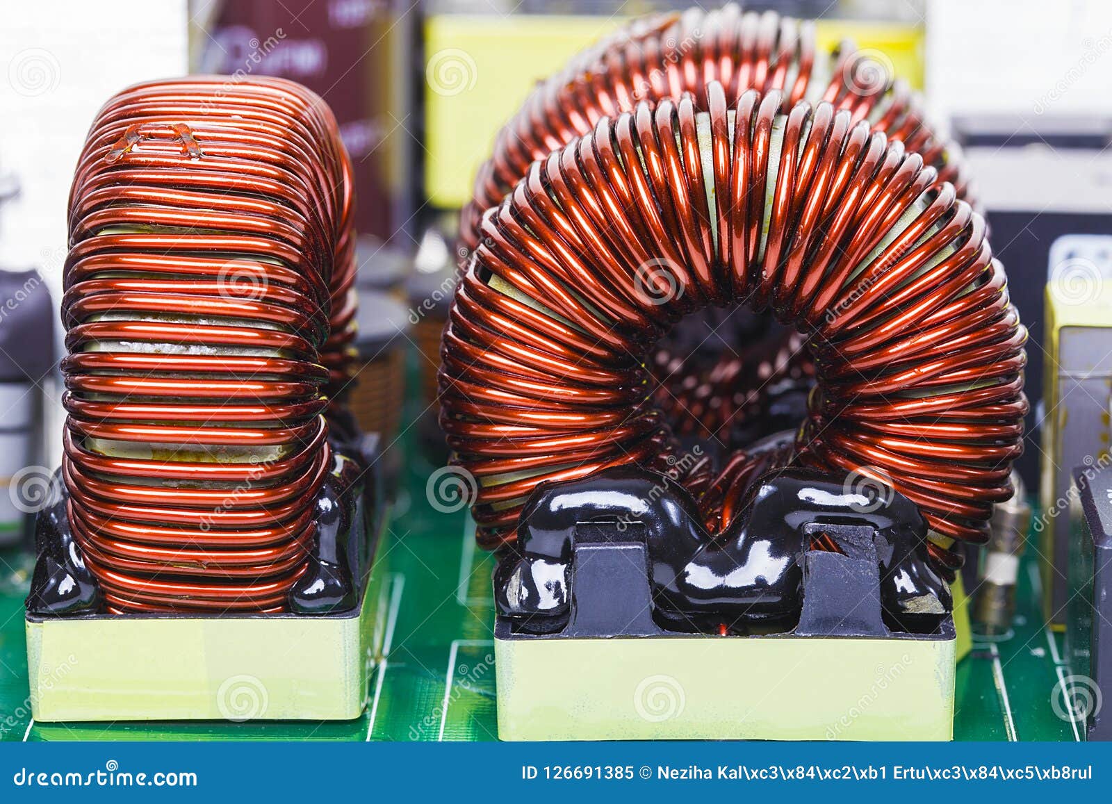 Bobina Del Rame Dell'induttore Sul Circuito Immagine Stock - Immagine ...