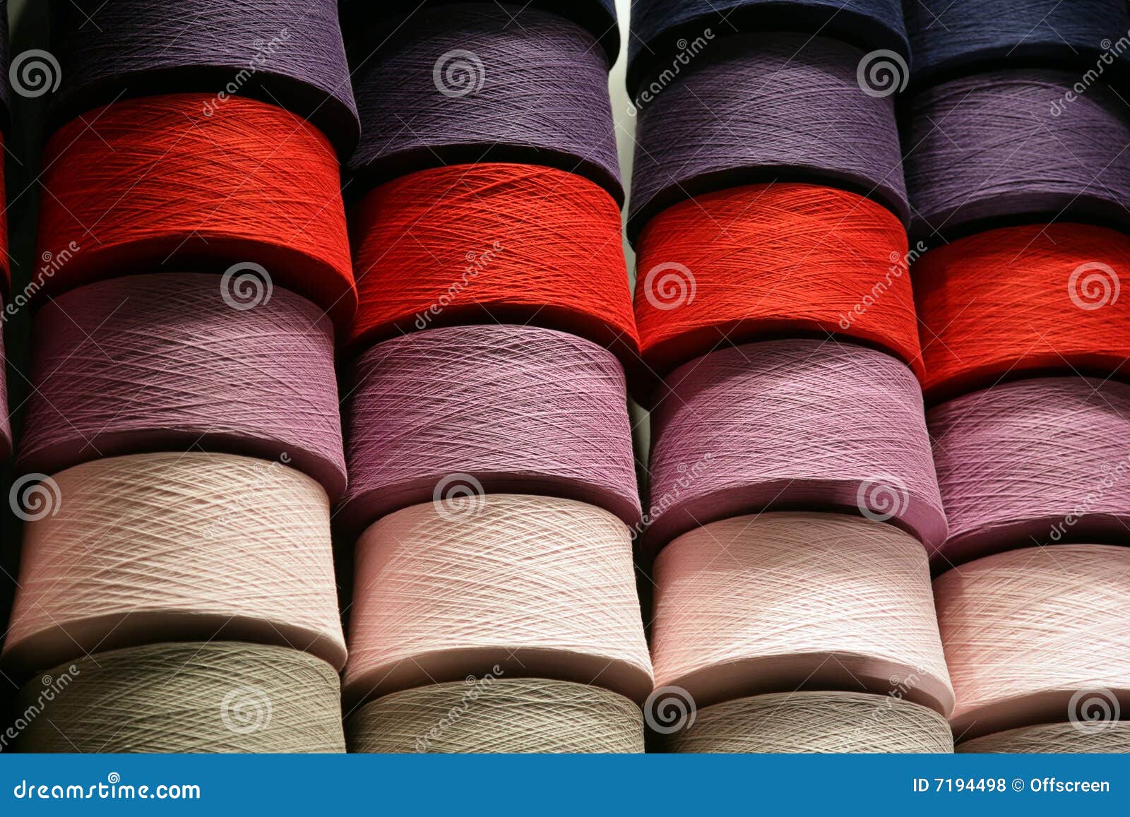 Bobine Con I Filetti Colorati Fotografia Stock - Immagine di stringa ...