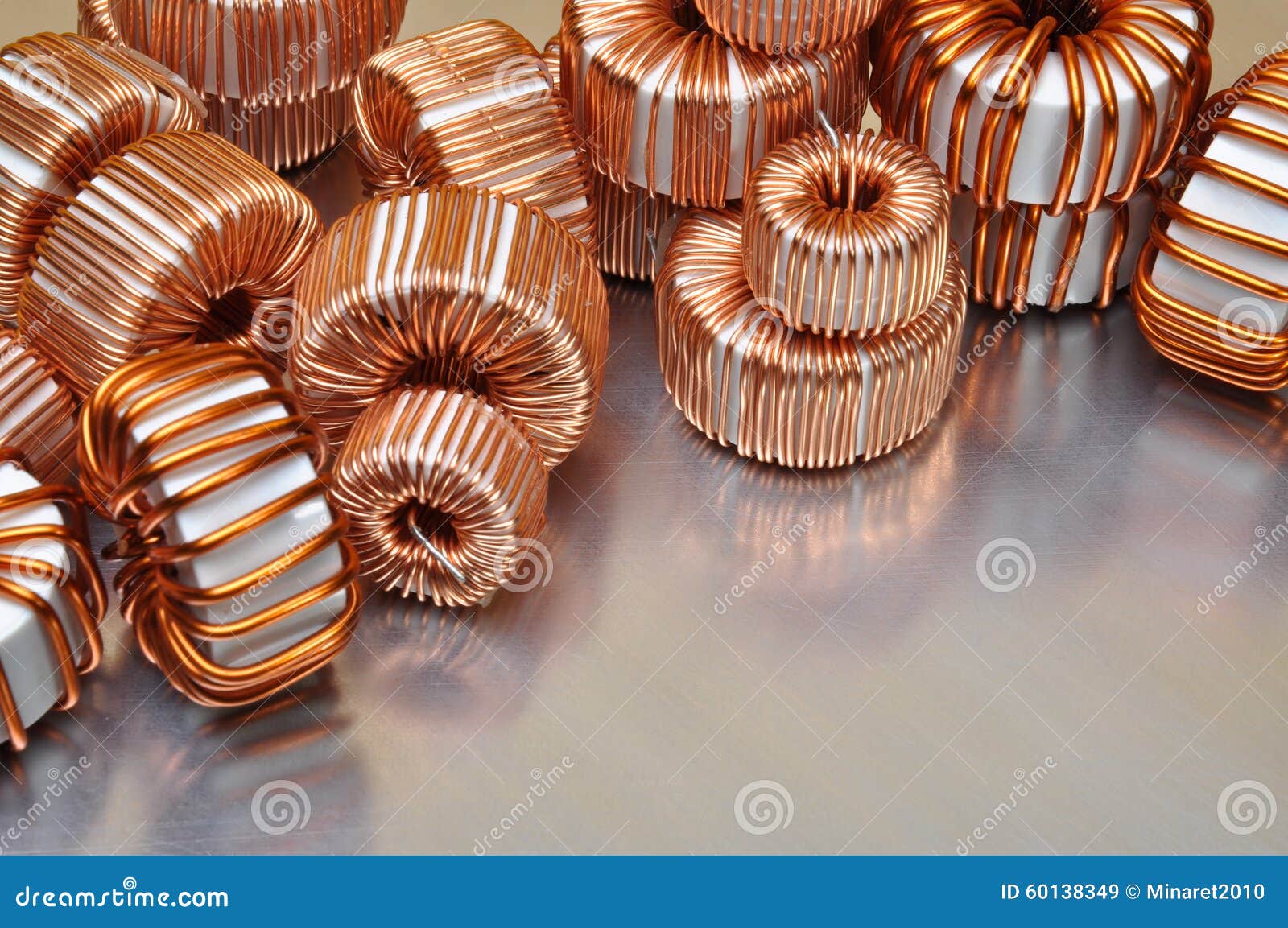 Bobine elettriche del rame immagine stock. Immagine di bobina - 60138349