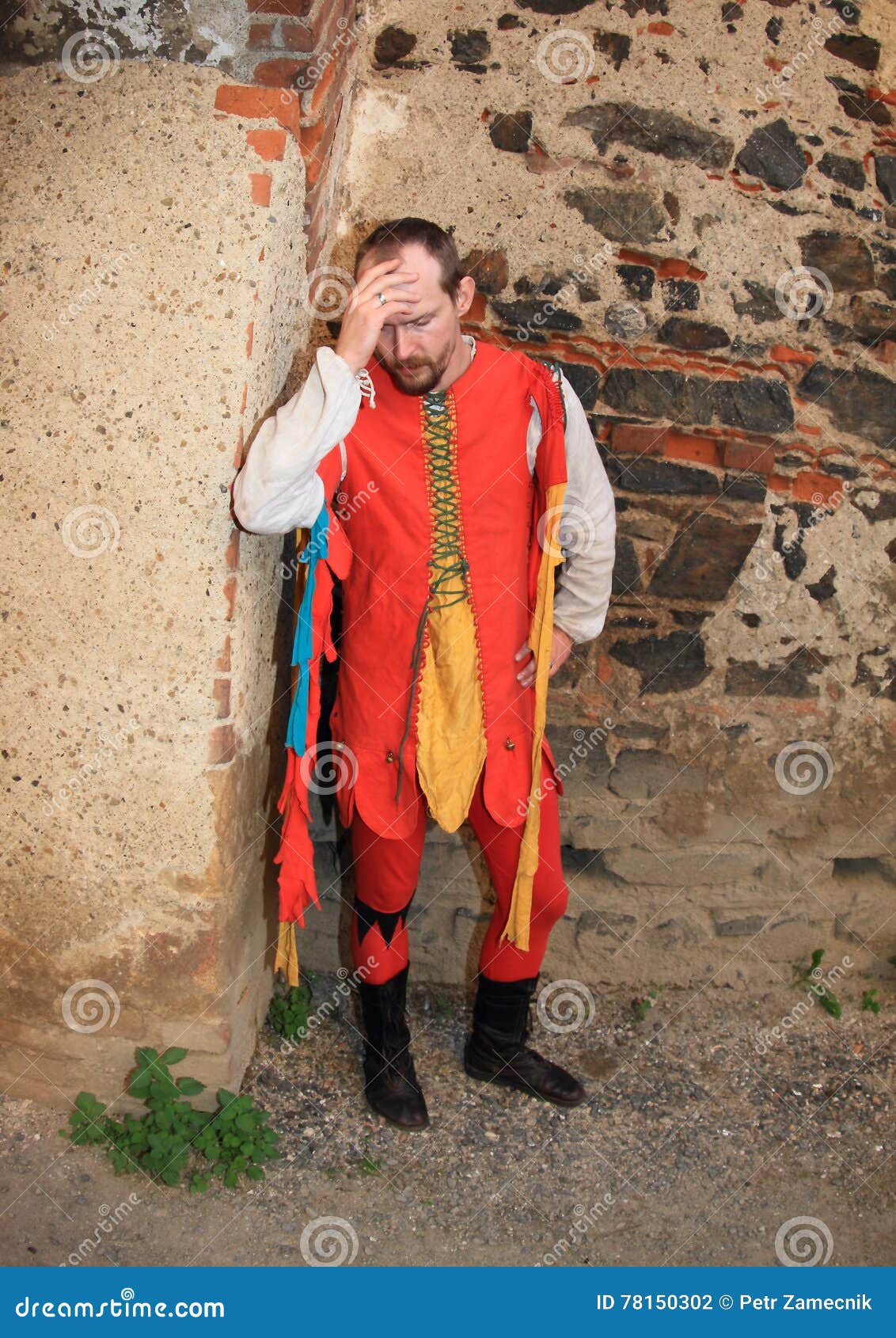 Bobo da corte pela parede fotografia editorial. Imagem de decepcionado ...