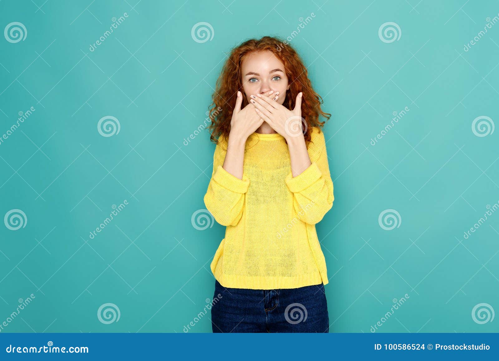 Boca Asustada De La Cubierta De La Mujer Con Las Manos Foto de archivo ...