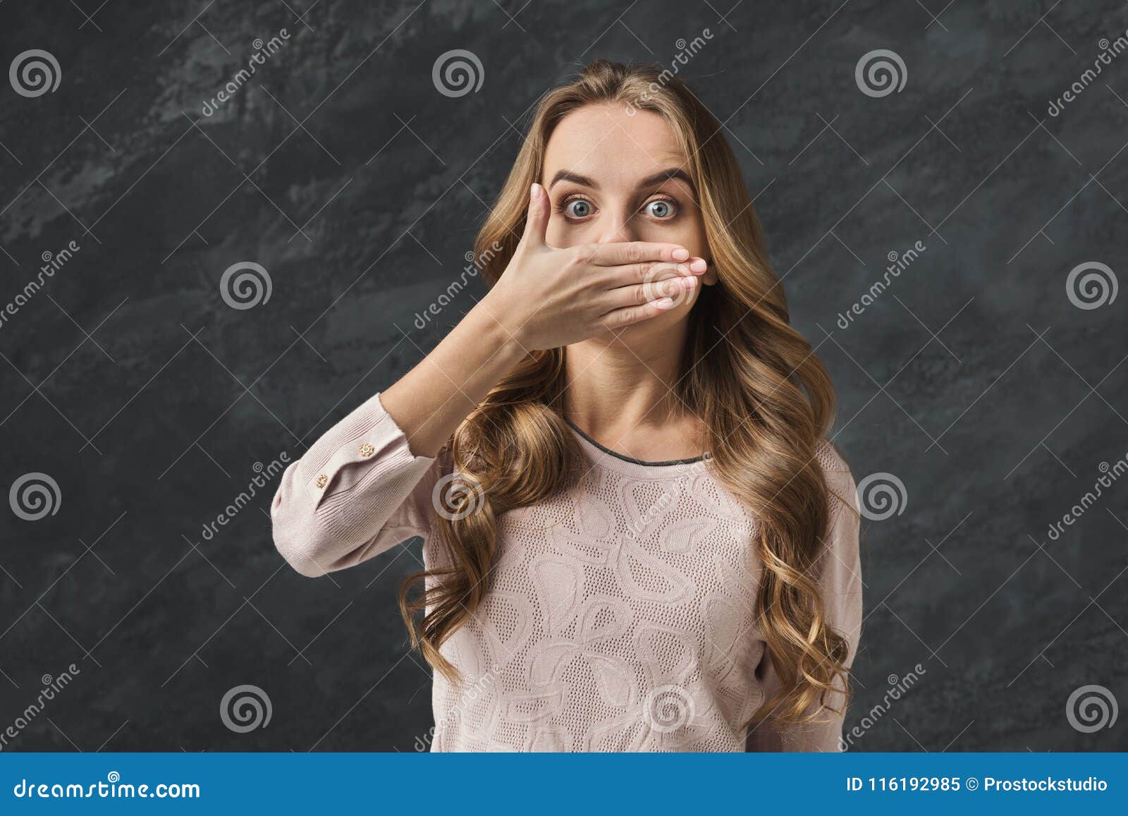 Boca Asustada De La Cubierta De La Mujer Con Las Manos Imagen de ...