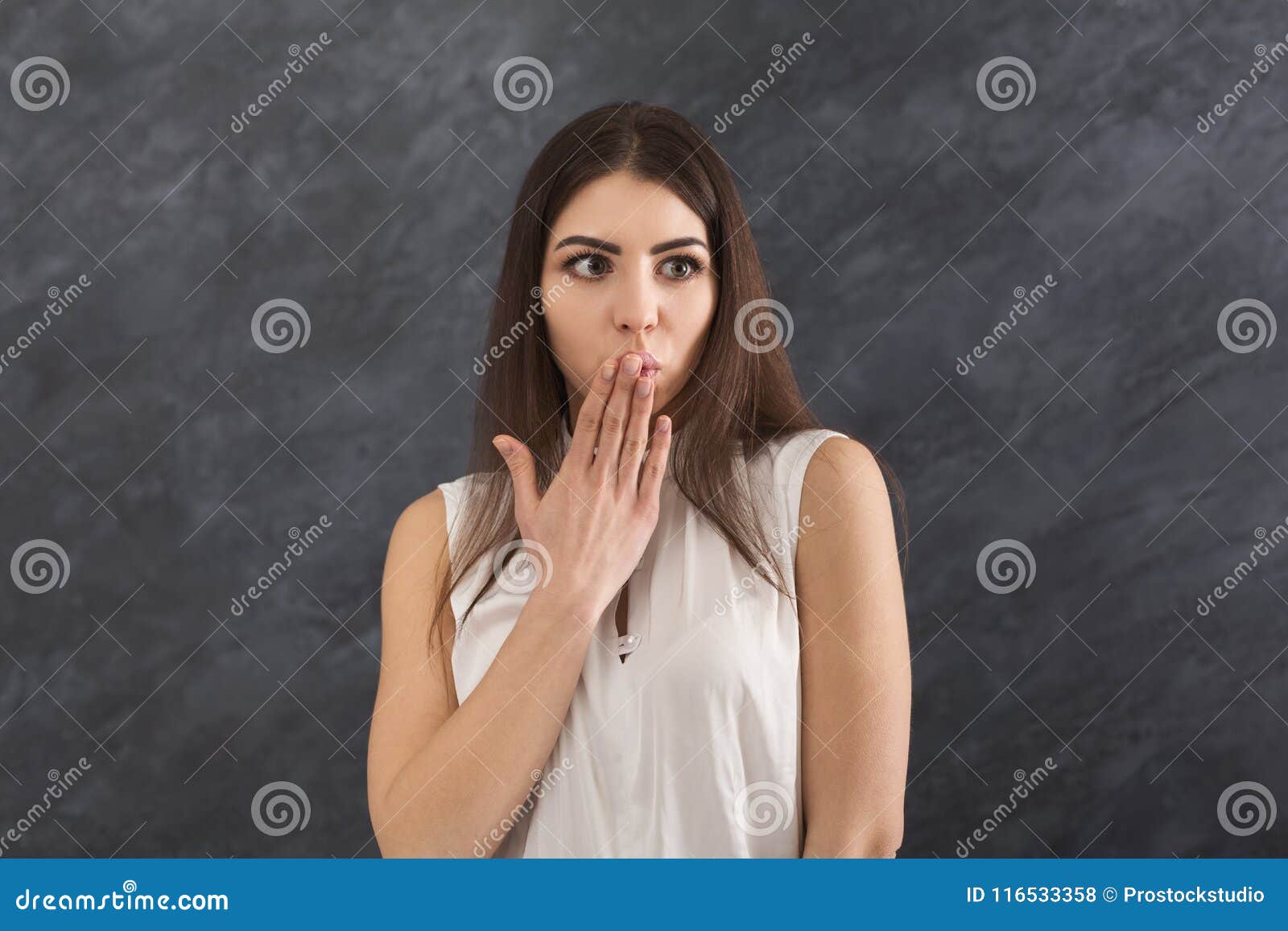 Boca Asustada De La Cubierta De La Mujer Con La Mano Foto de archivo ...