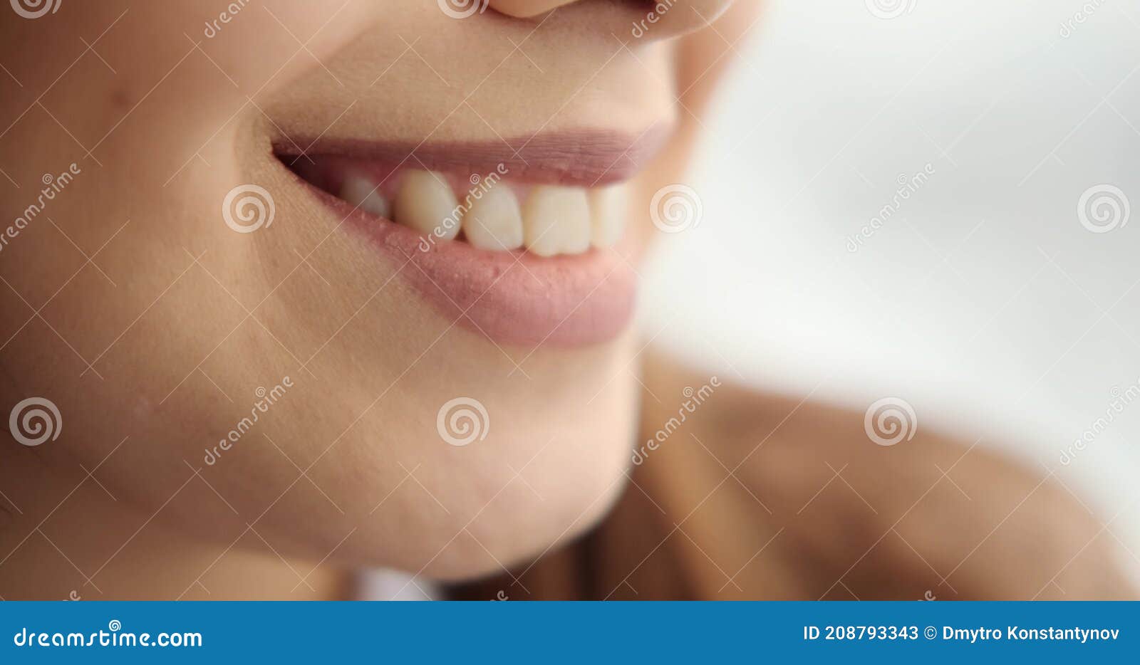 Boca Cerrada De Mujer Sonriendo Almacen De Video - Vídeo de diente ...