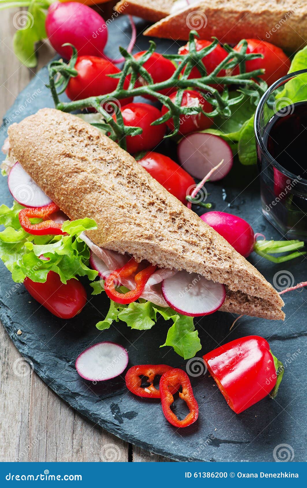 Bocadillo Con El Pan Y El Prosciutto Integrales Foto de archivo ...