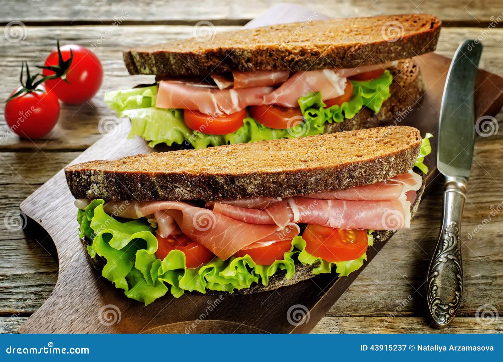 Bocadillo Con Pan De Centeno Y El Prosciutto Imagen de archivo - Imagen ...