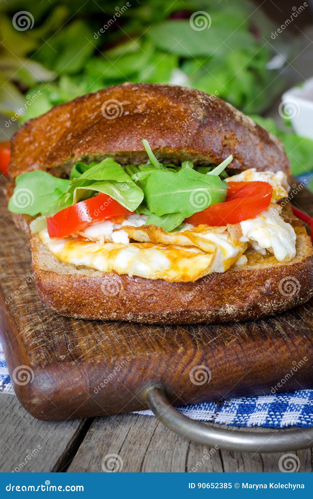 Bocadillo Con Pan Oscuro, Huevos Y Tomates Imagen de archivo - Imagen ...