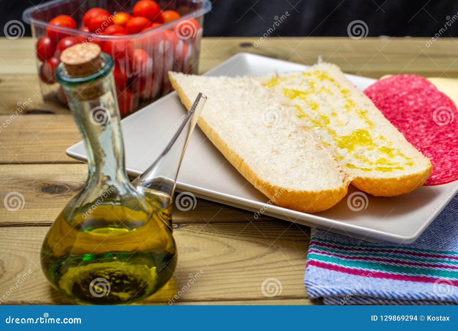 Pan con Aceite y Salami stock photo. Image of cheese - 129869294