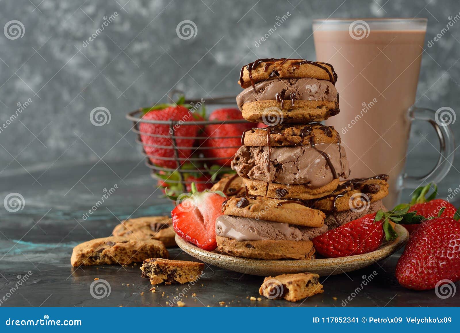 Bocadillo Del Chocolate Con Helado Imagen de archivo - Imagen de torta ...