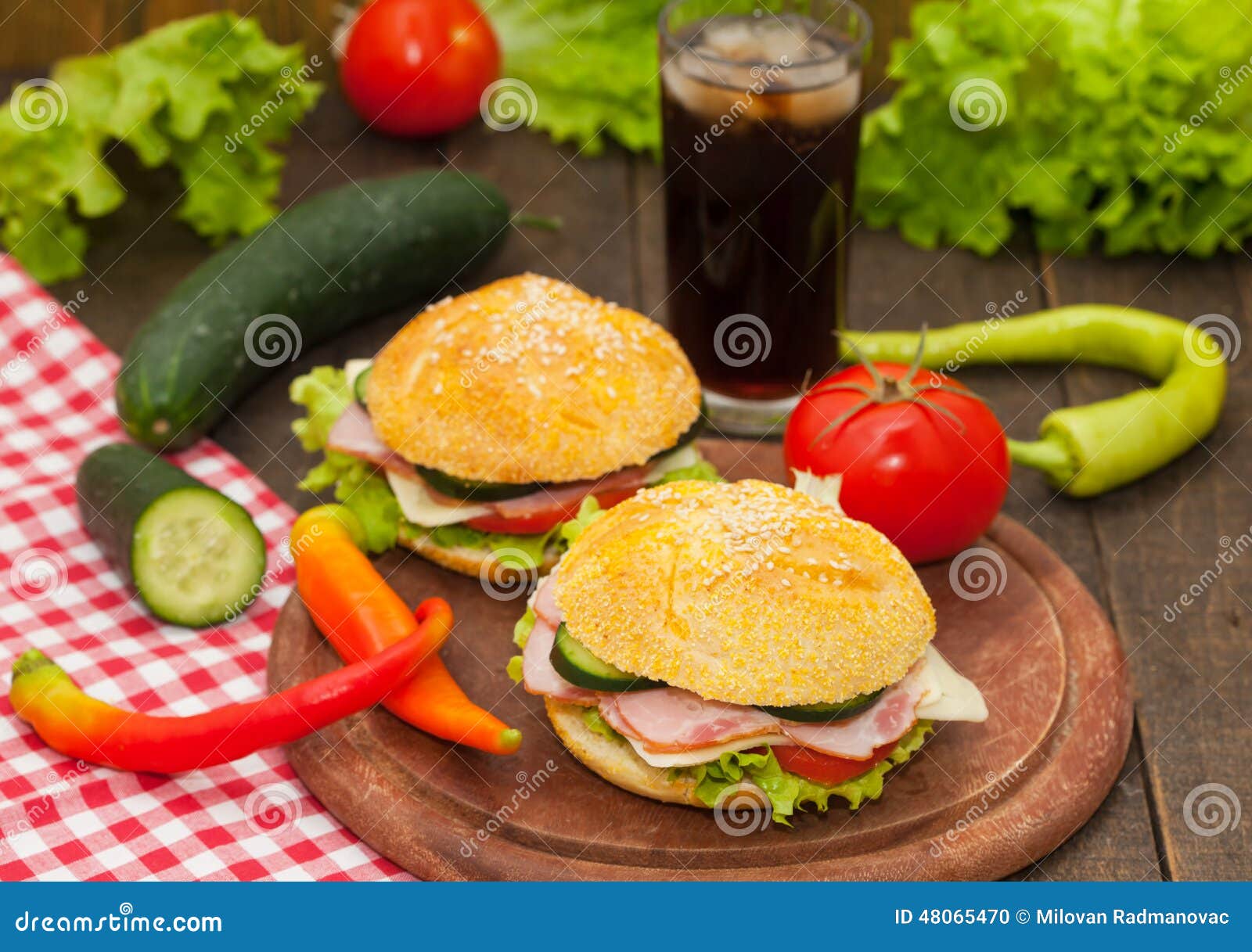 Bocadillos Con La Coca-Cola Foto de archivo - Imagen de pepino, chile ...