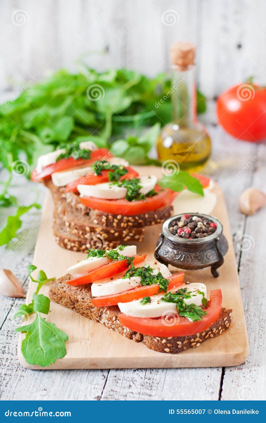Bocadillos Con La Mozzarella, Los Tomates Y El Pan De Centeno Imagen de ...