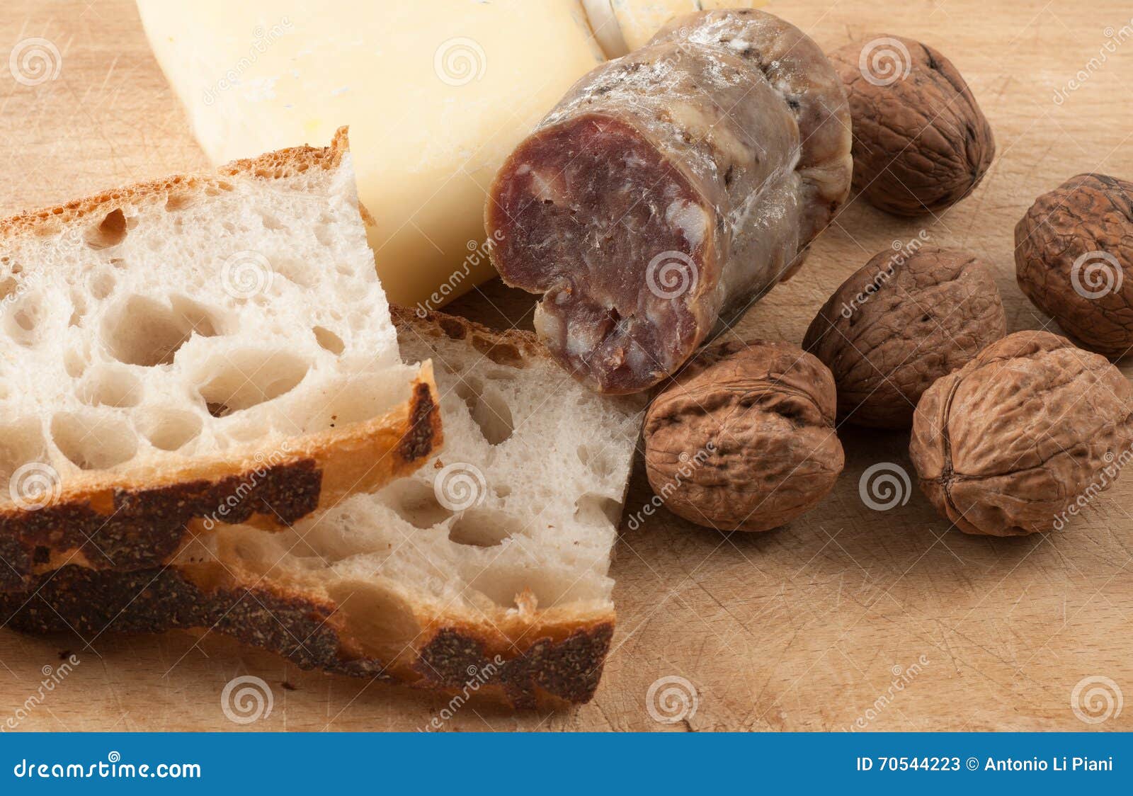 Bocado Con El Salami, El Queso Y El Pan Imagen de archivo - Imagen de ...