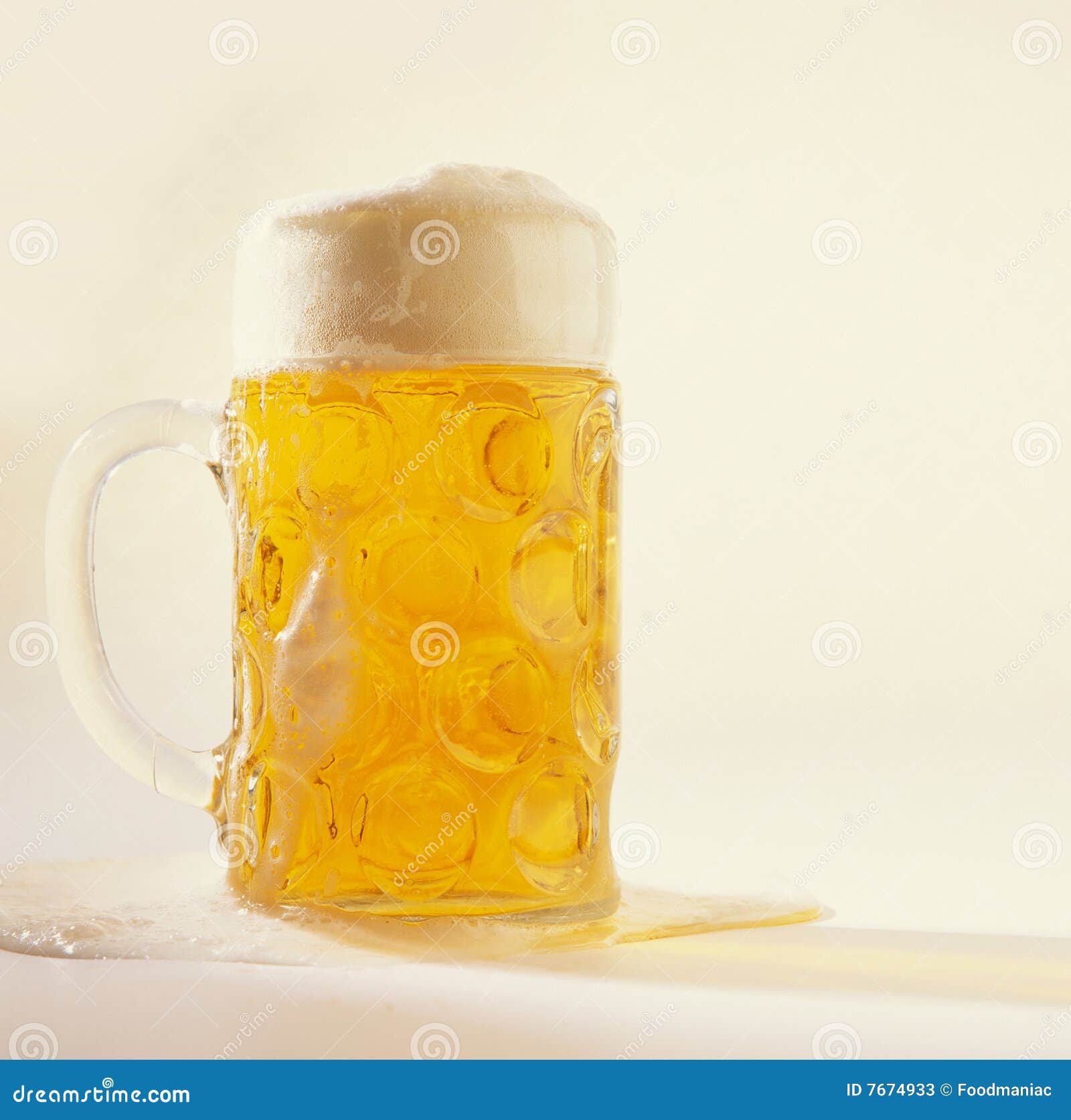 Boccale Con Coperchio Di Birra Immagine Stock - Immagine di testa ...