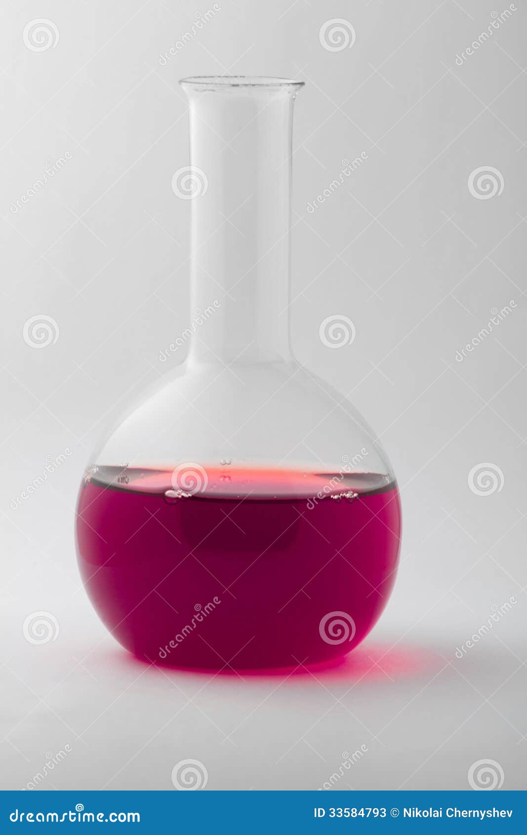 Boccetta con liquido immagine stock. Immagine di esperimento - 33584793