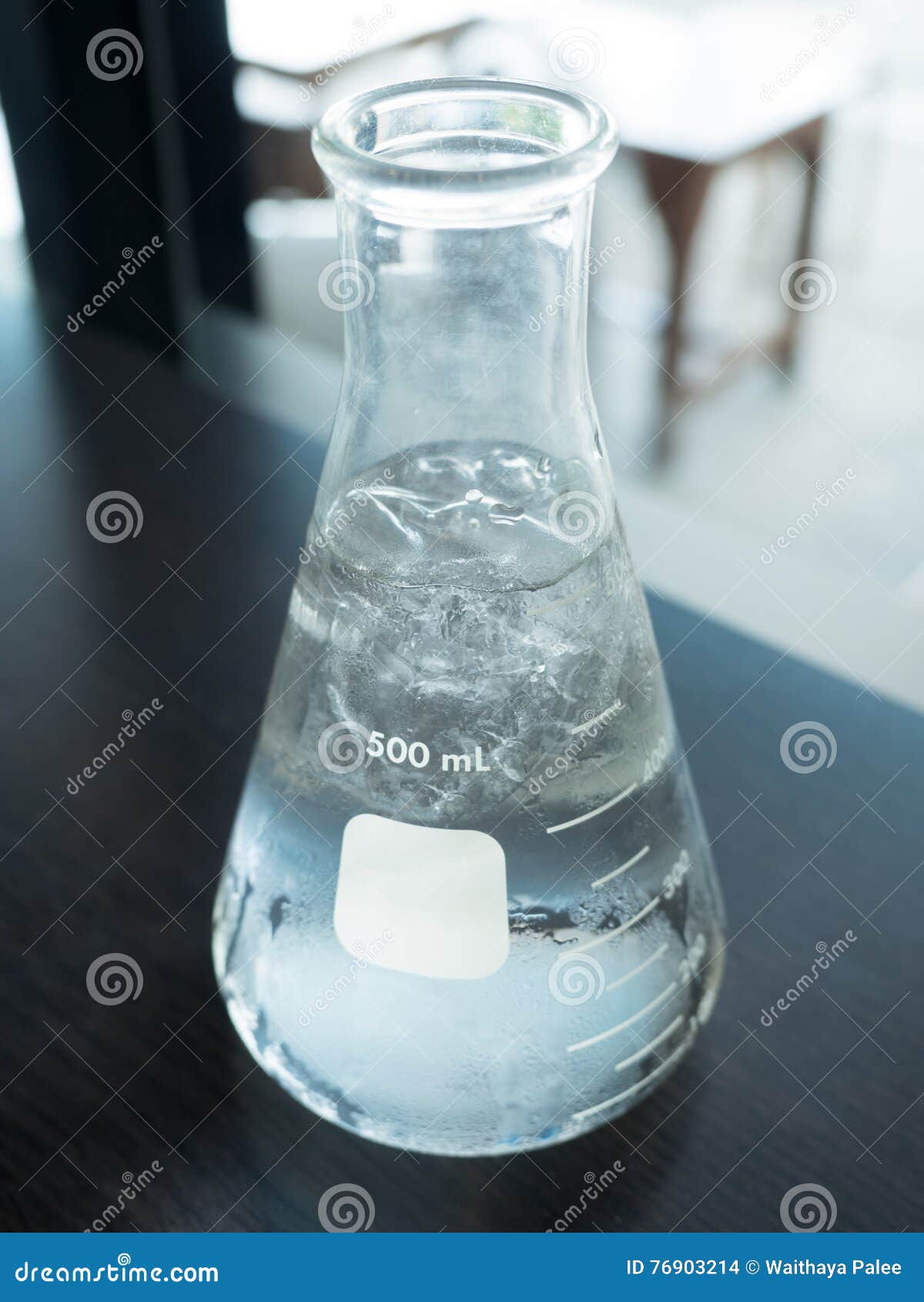 Boccetta Del Laboratorio Con Acqua E Ghiaccio Fotografia Stock ...