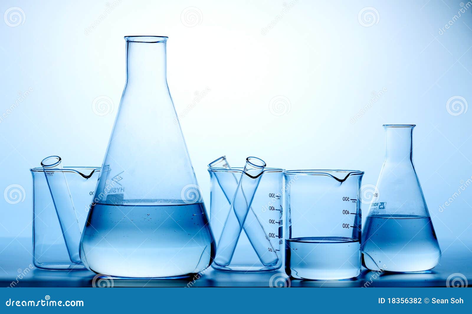 Boccette/bottiglia Del Laboratorio Fotografia Stock - Immagine di tubi ...