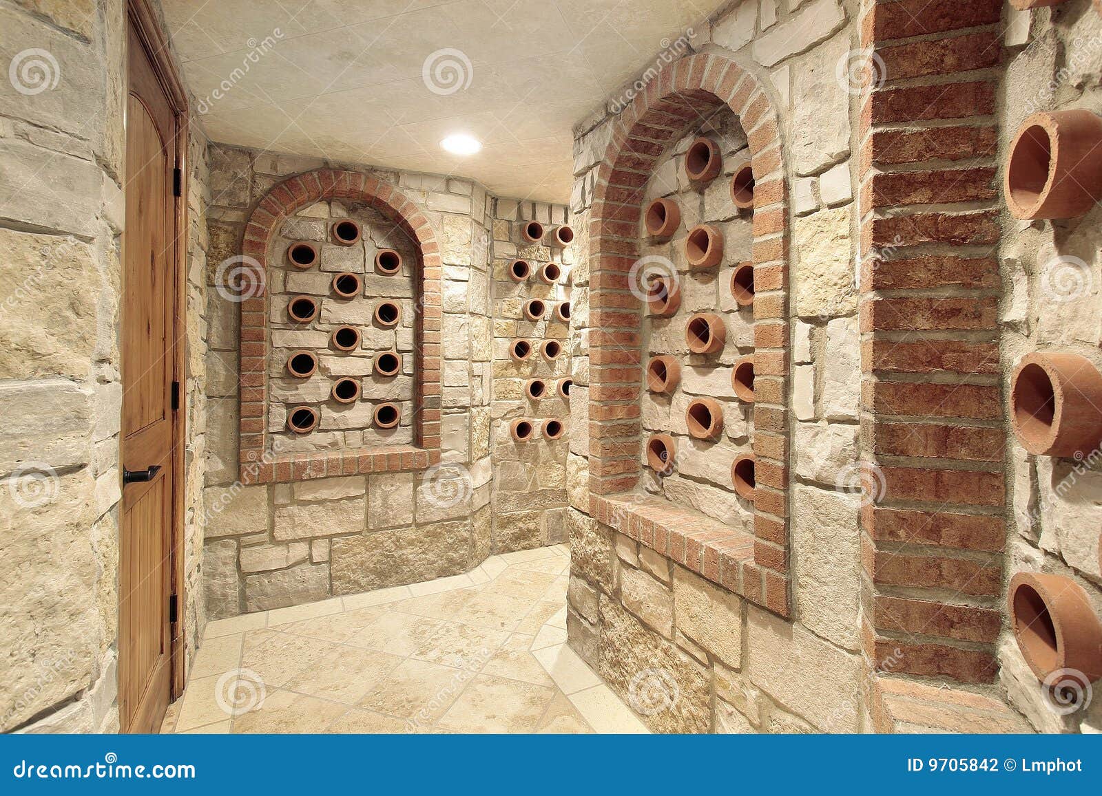 Bodega en hogar de lujo foto de archivo. Imagen de suburbio - 9705842