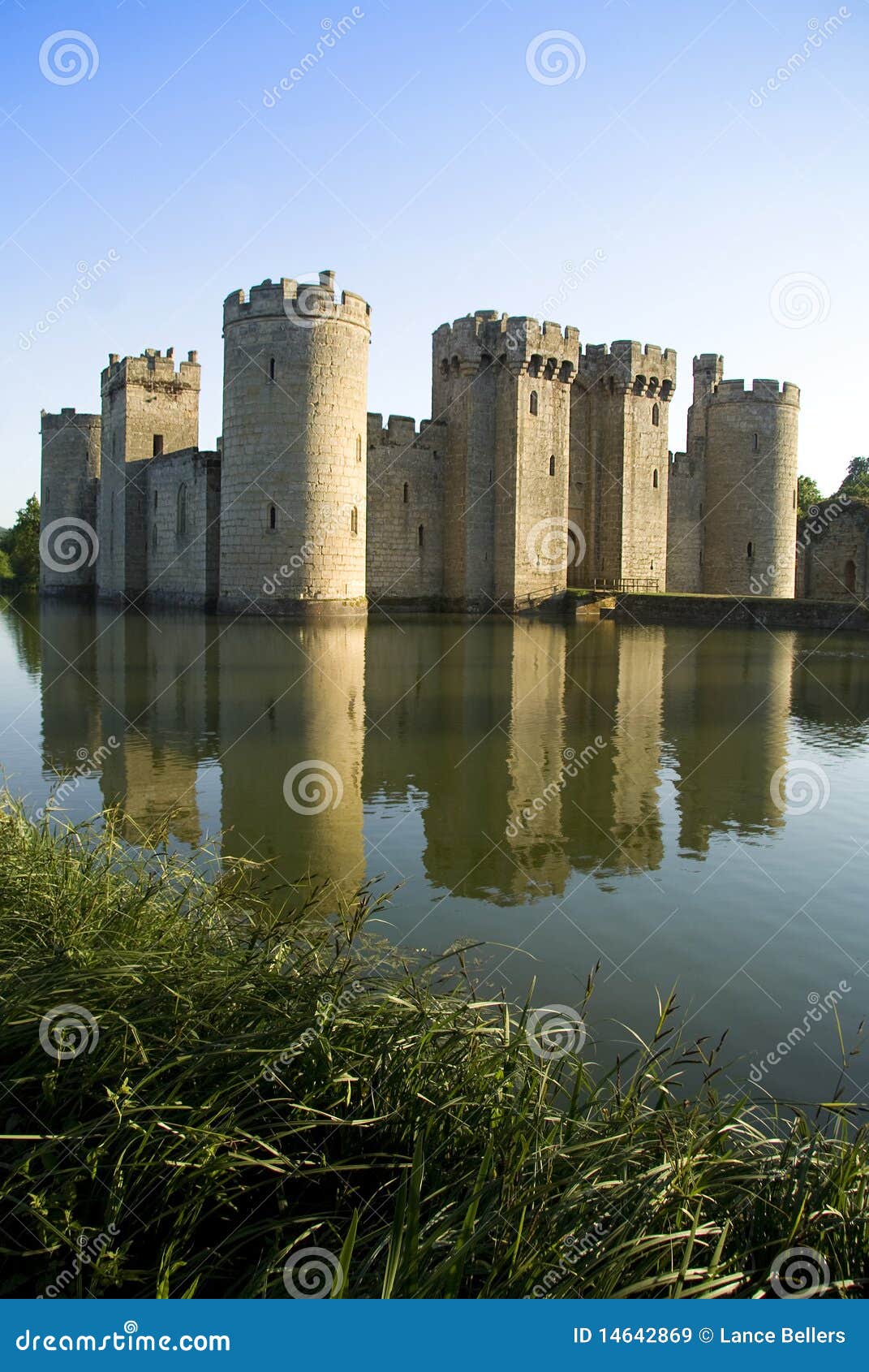 Bodiam castle and moat stock image. Image of stone, bodiam - 14642869