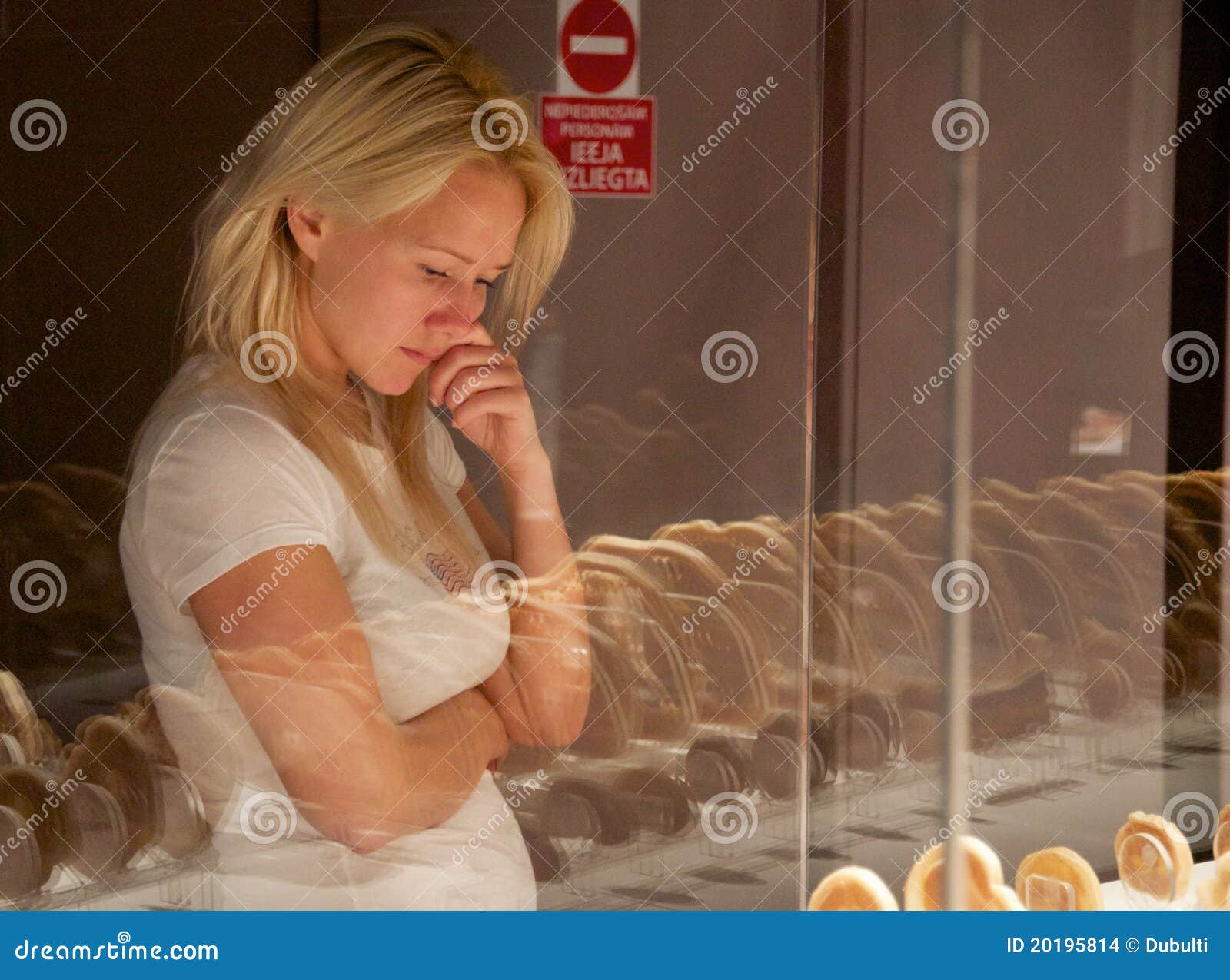 Real Human Ancient Scull In The Museum Editorial Photo | CartoonDealer ...