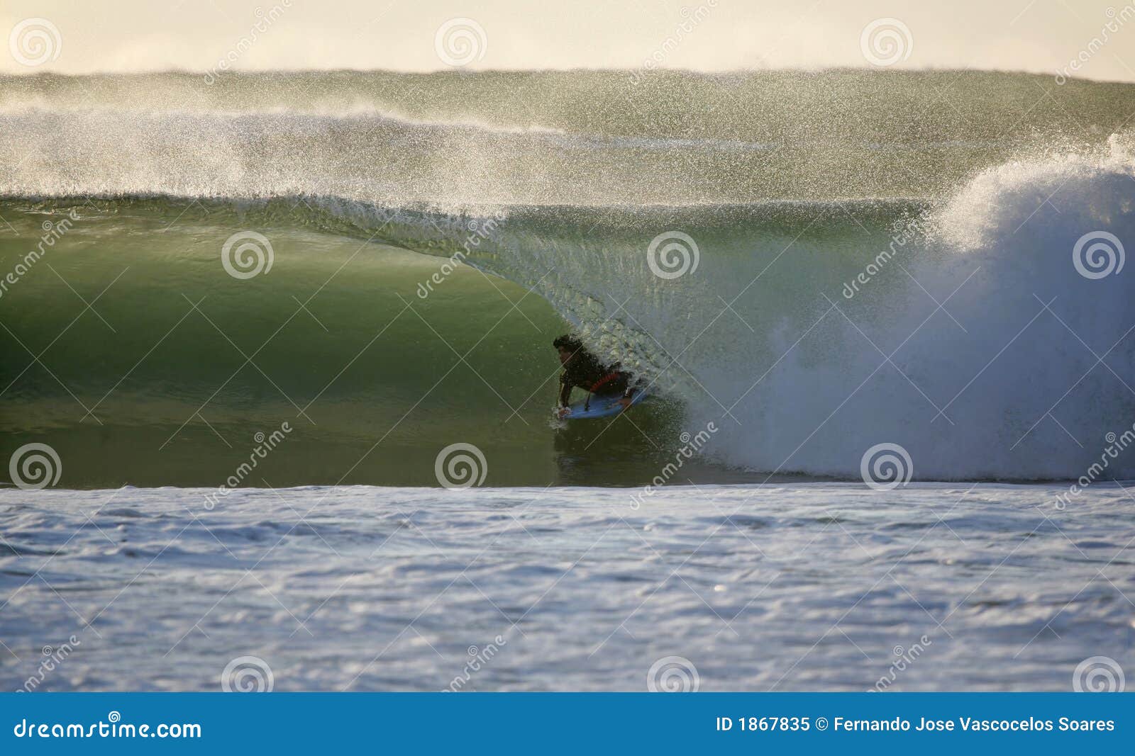 Bodyboarder en la onda imagen de archivo. Imagen de traje - 1867835
