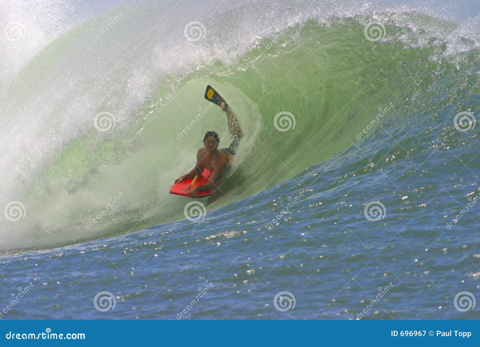 Bodyboarding el tubo fotografía editorial. Imagen de lifestyles - 696967