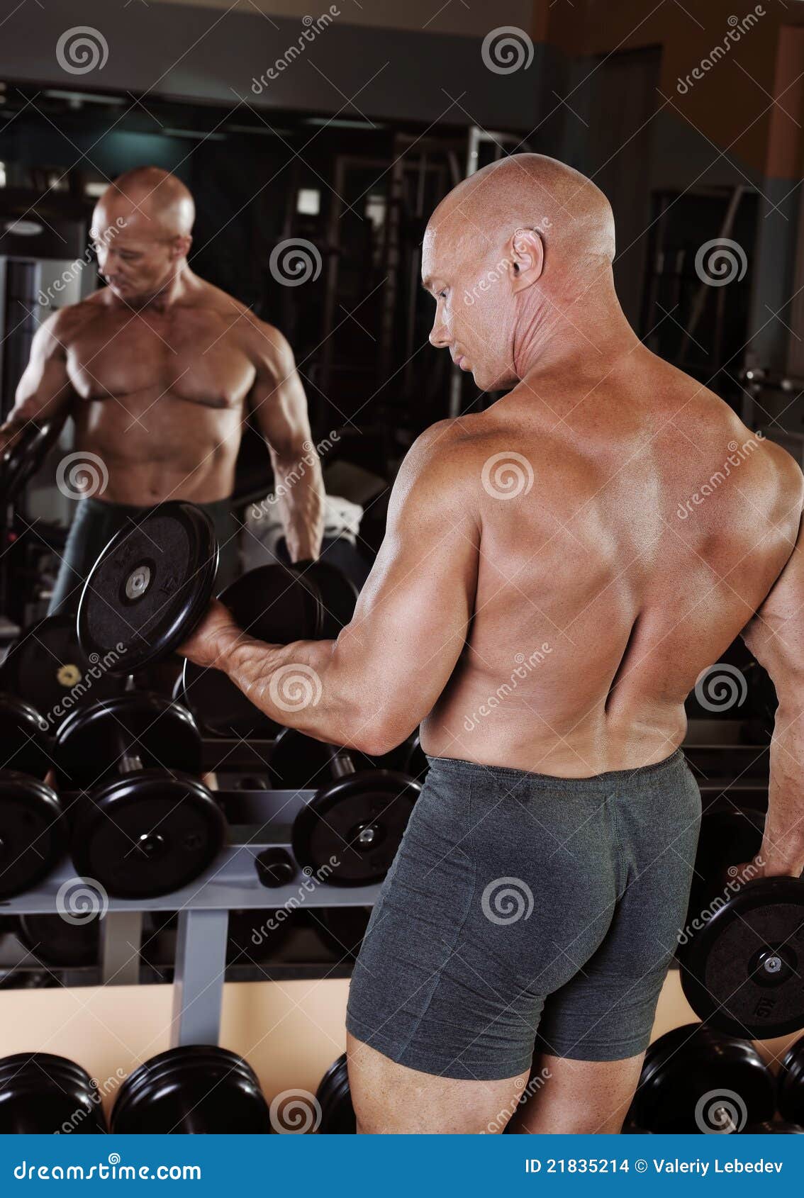 Bodybuilder Affichant Ses Muscles Photo stock - Image du bodybuilder ...