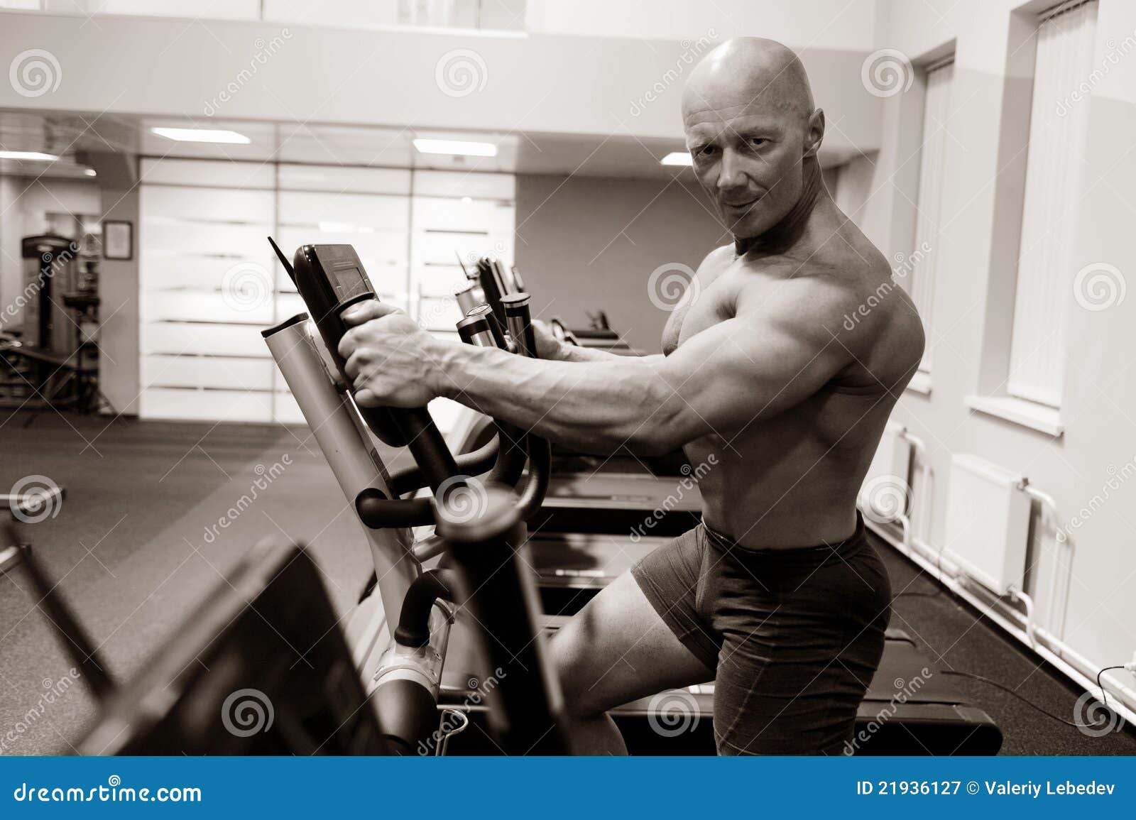 Bodybuilder Affichant Ses Muscles Image stock - Image du musculaire ...
