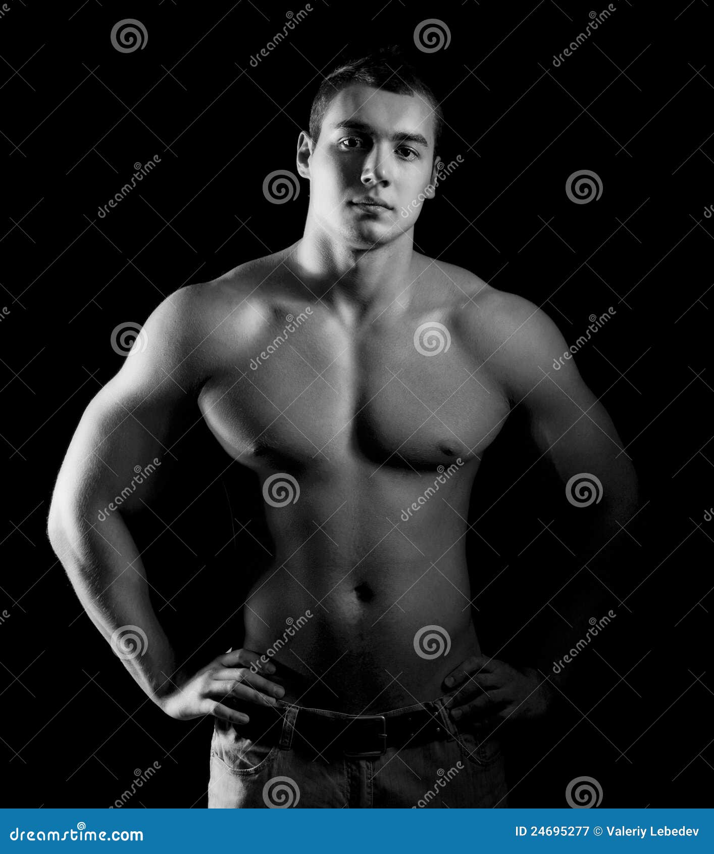 Bodybuilder Affichant Ses Muscles Image stock - Image du homme, jeans ...