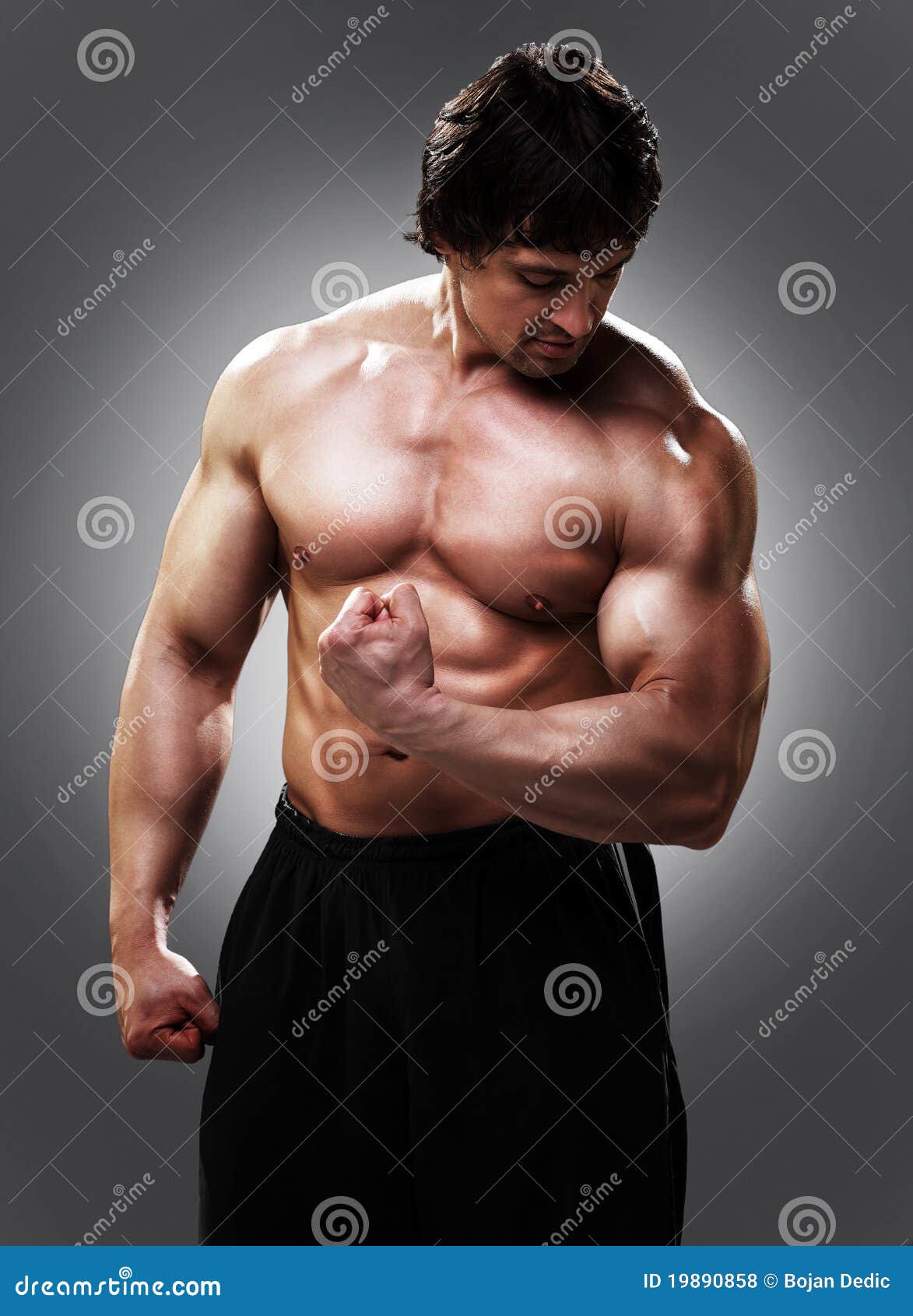 Bodybuilder Affichant Son Biceps Photo stock - Image du muscle, levage ...
