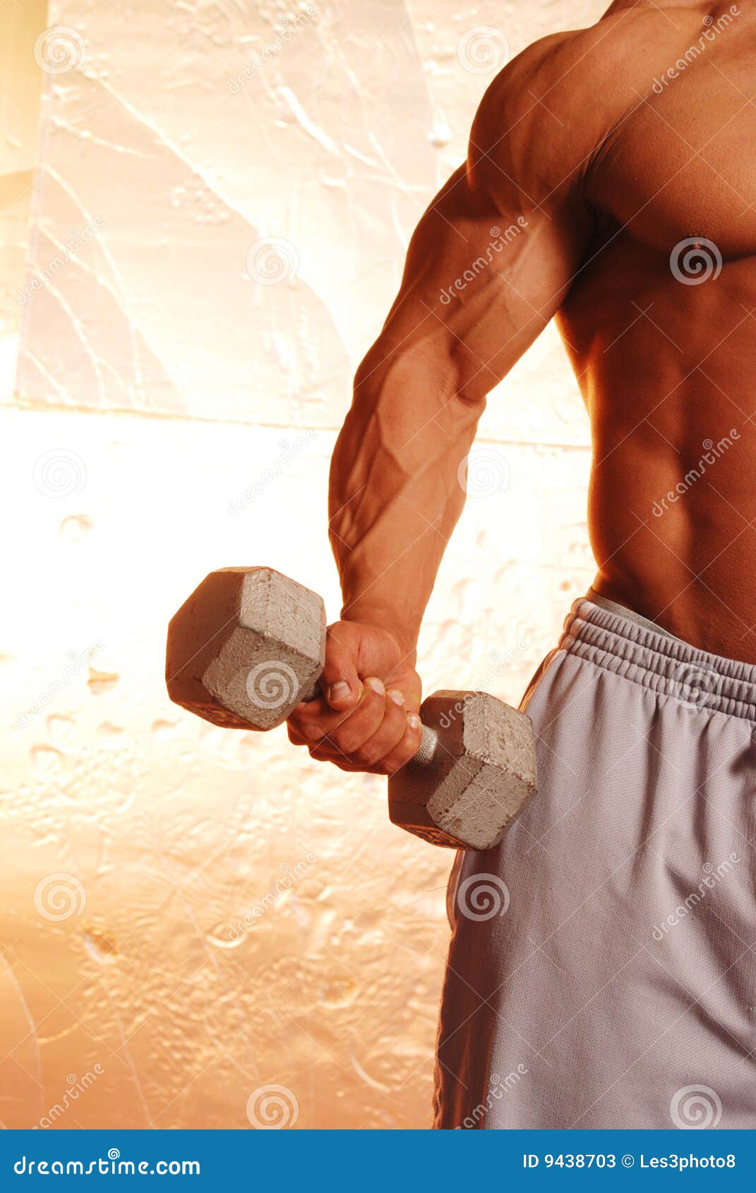 Bodybuilder avec le poids image stock. Image du prise - 9438703