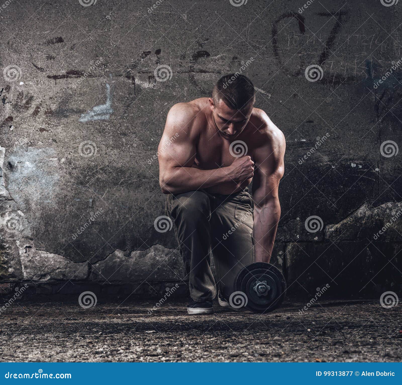 Bodybuilder avec le poids image stock. Image du culturisme - 99313877