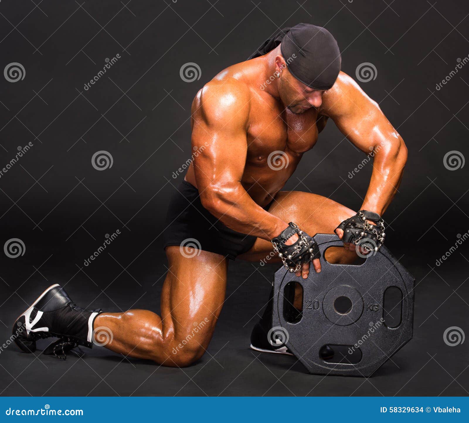 Bodybuilder Beau Posant Avec Le Poids De Barbell Photo stock - Image du ...