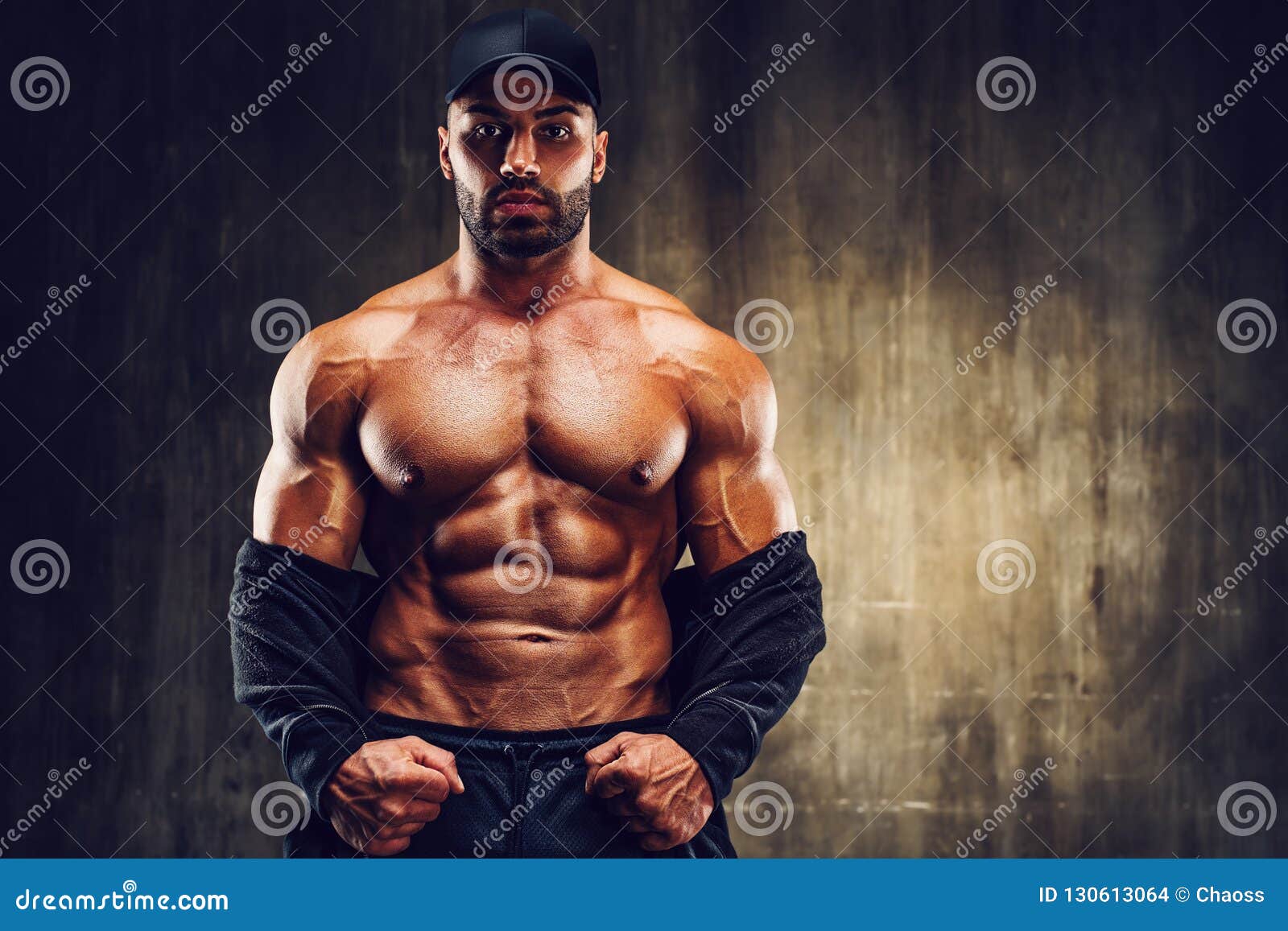 Bodybuilder d'homme fort photo stock. Image du vêtement - 130613064